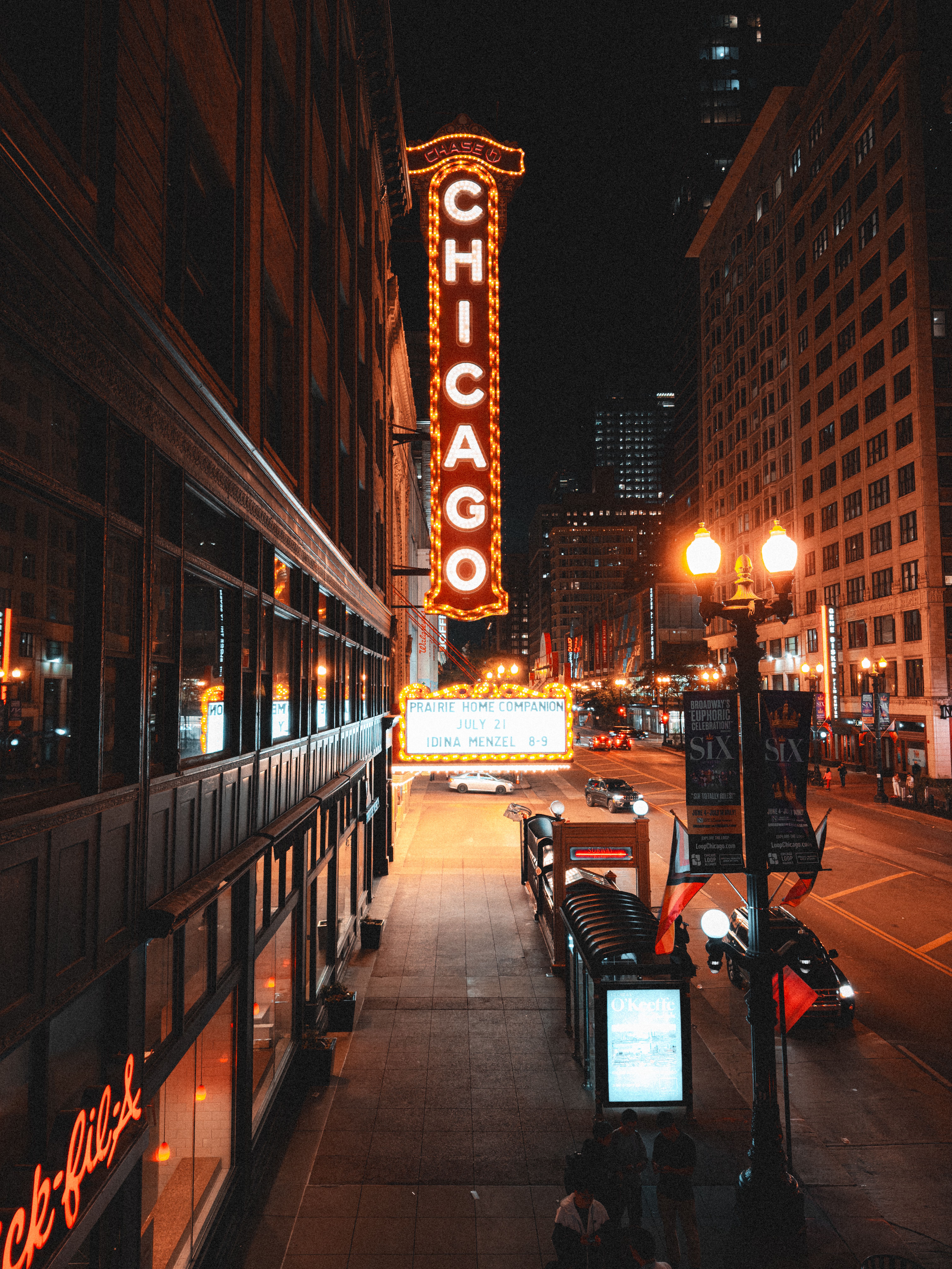 Chicago theater at night · Free Stock Photo