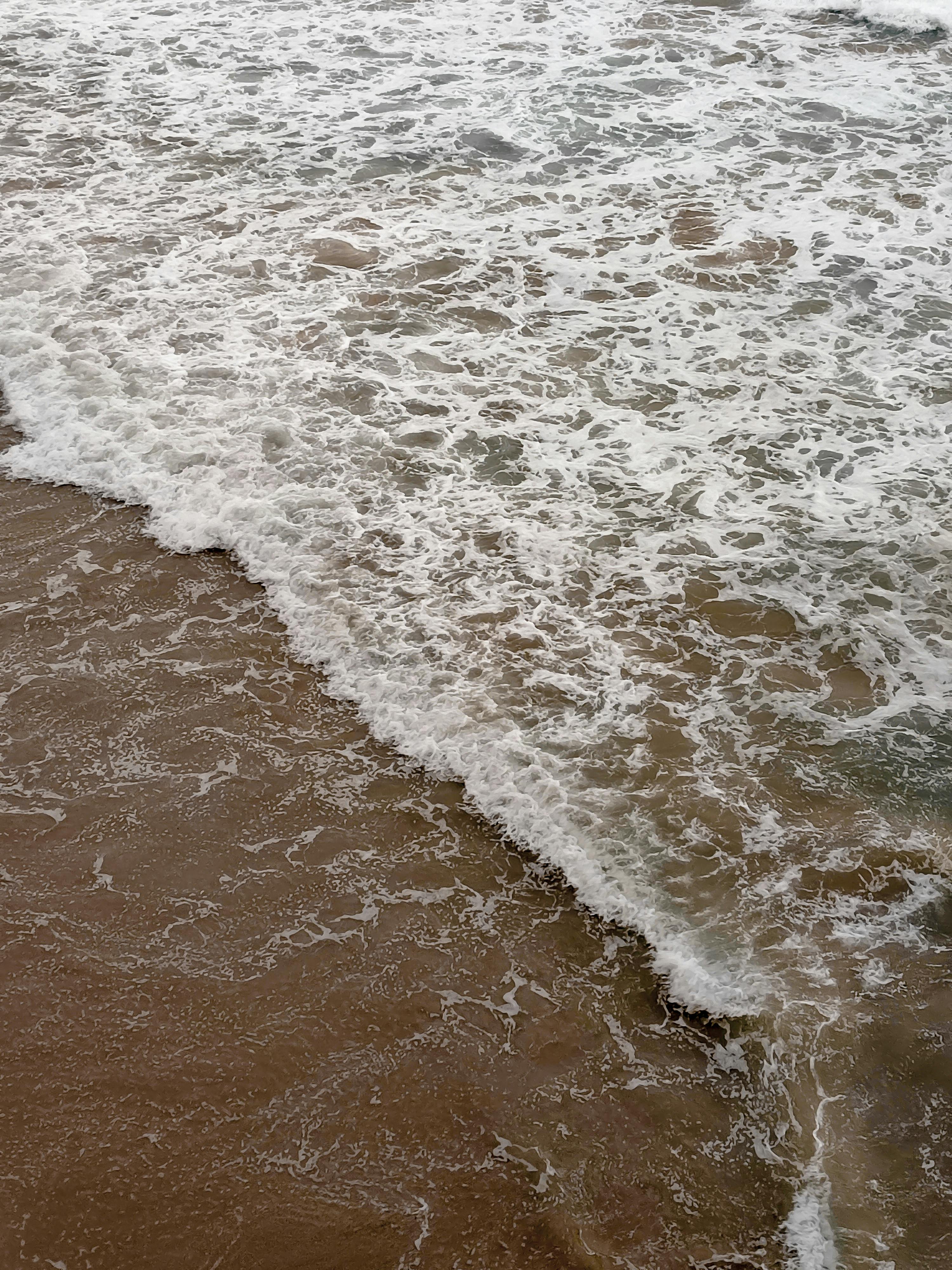 Wave Spreading on the Beach · Free Stock Photo
