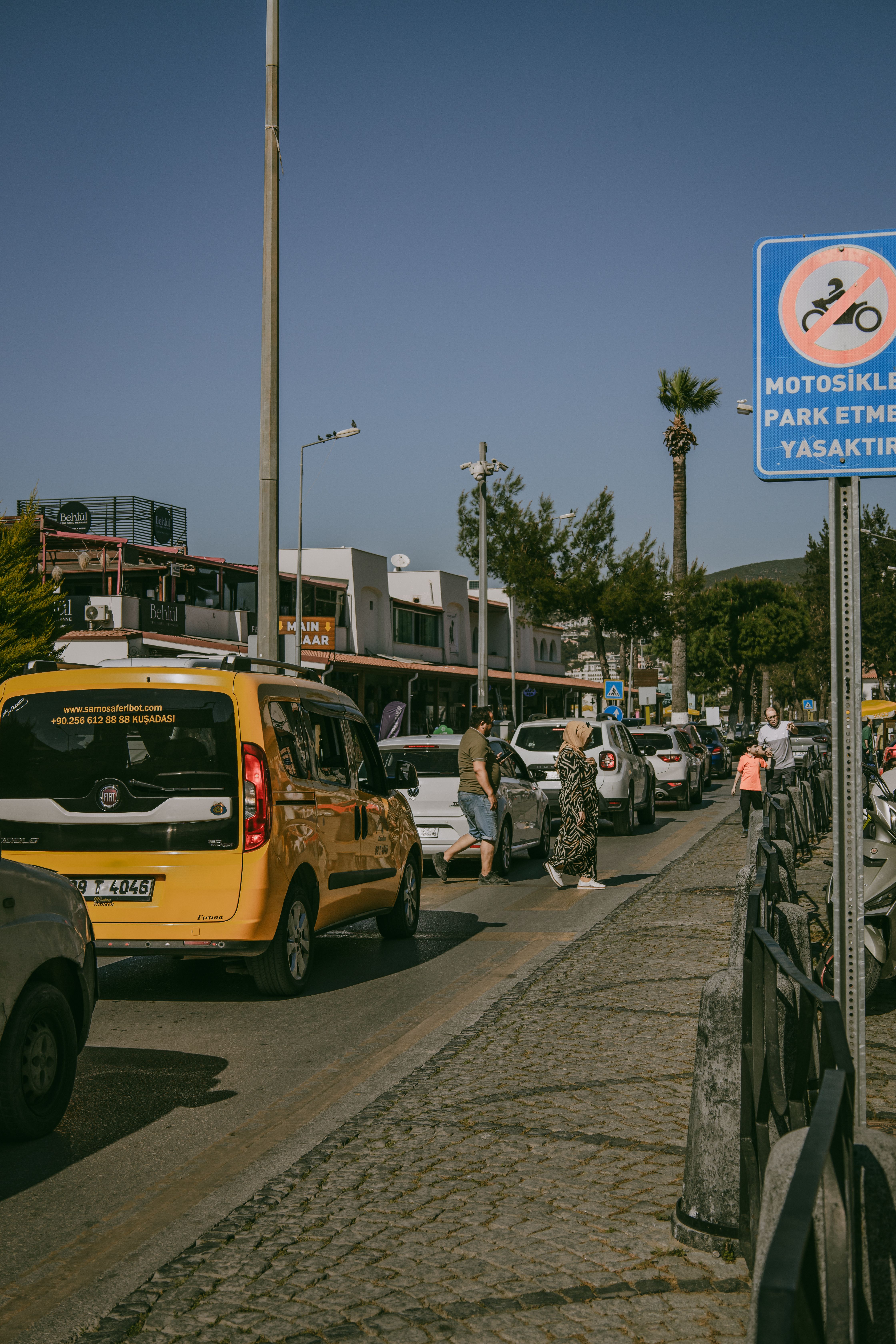 View of a Busy Street in a City in Summer · Free Stock Photo