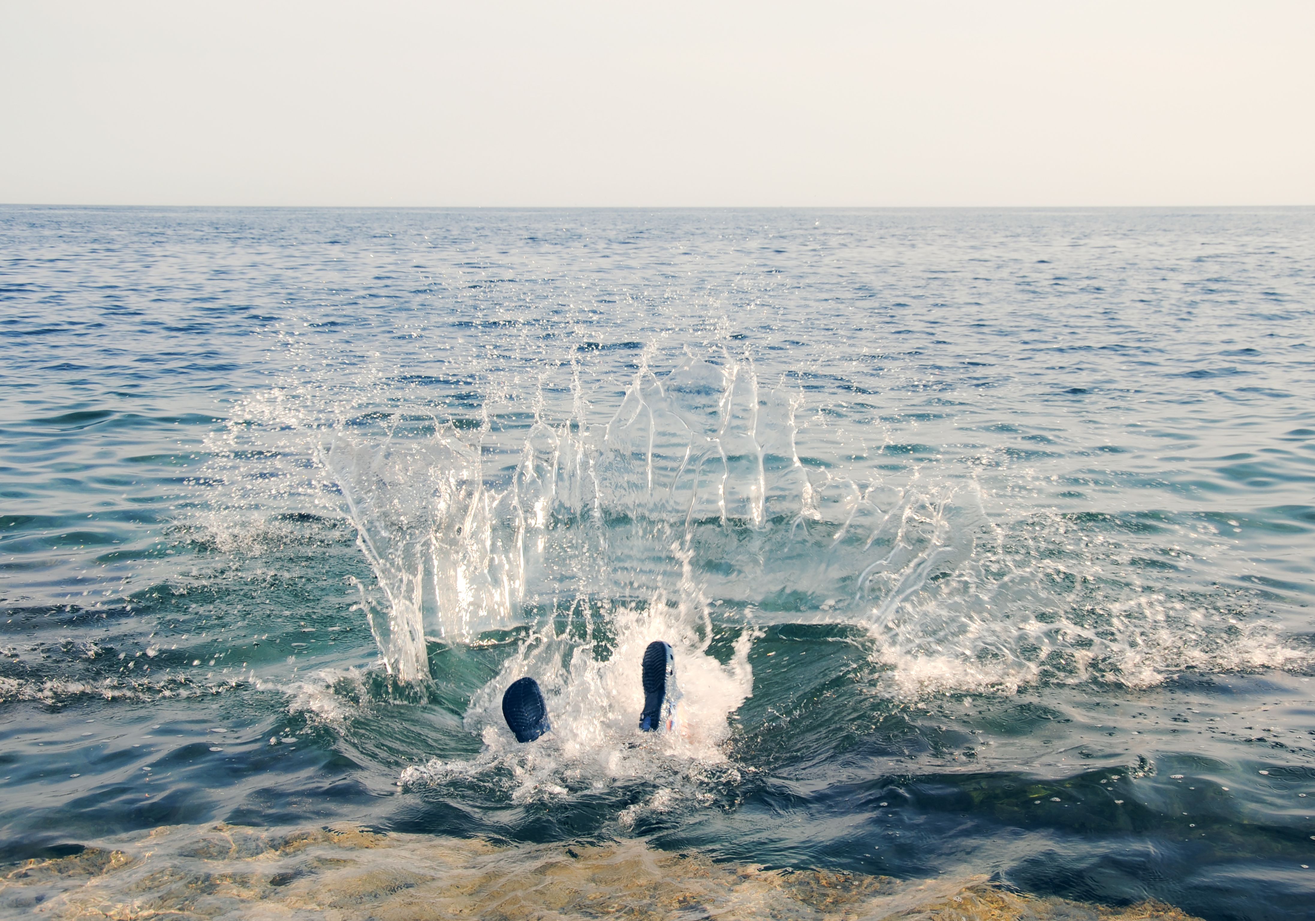 Falling into the water · Free Stock Photo