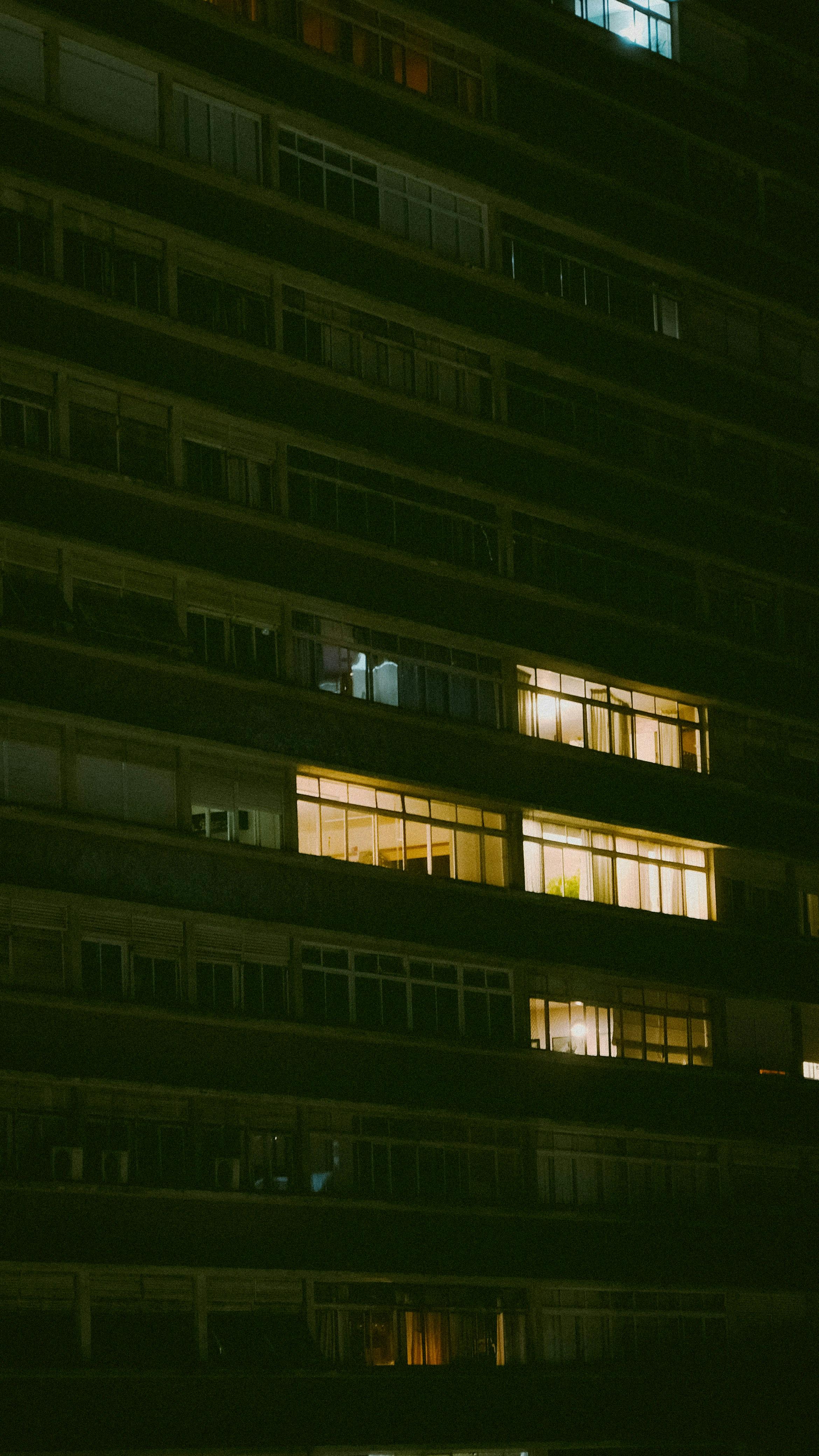 Building with Apartments at Night · Free Stock Photo