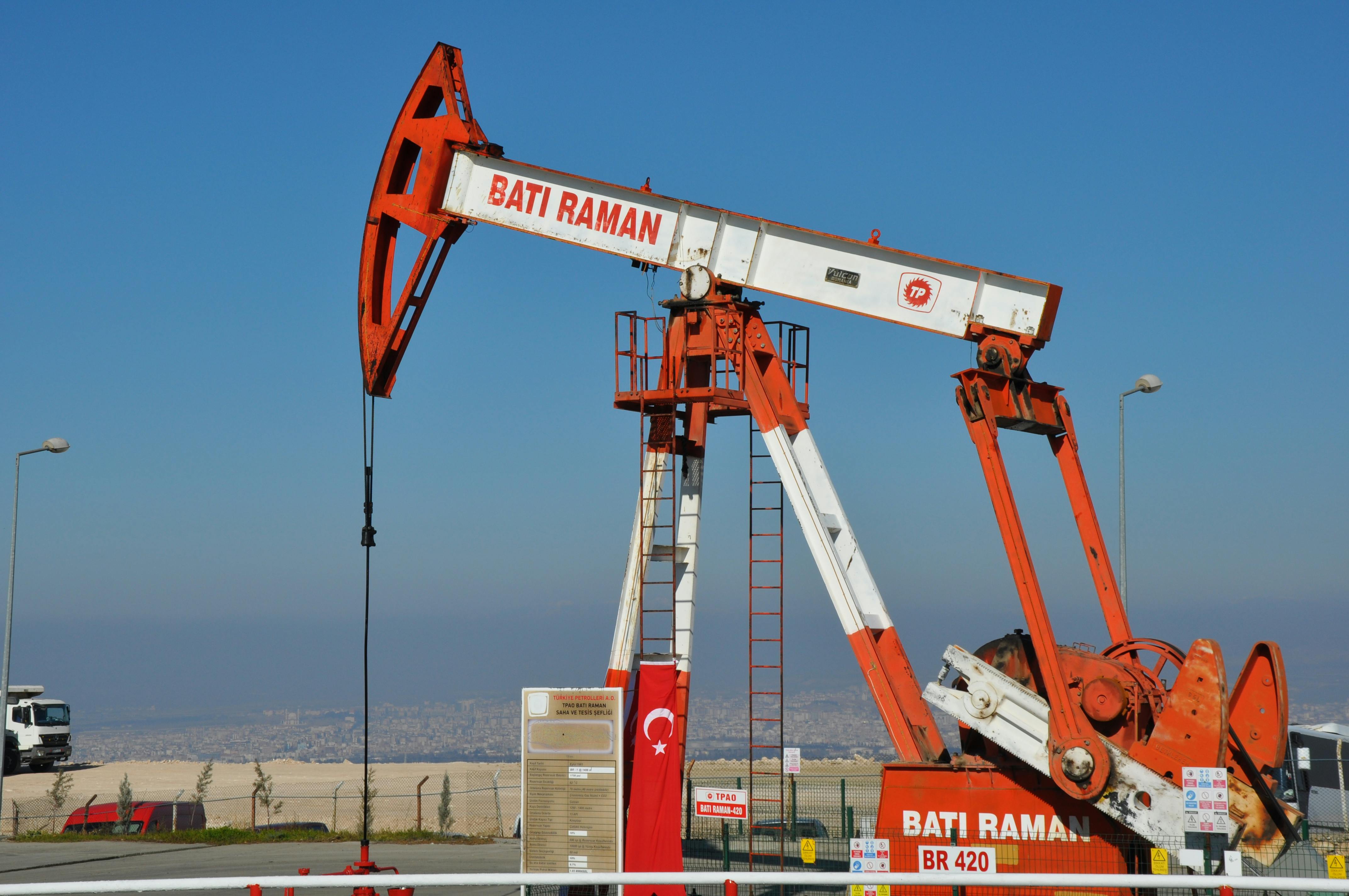 Oil Well in Bati Raman Oil Field in Batman in Turkey · Free Stock Photo