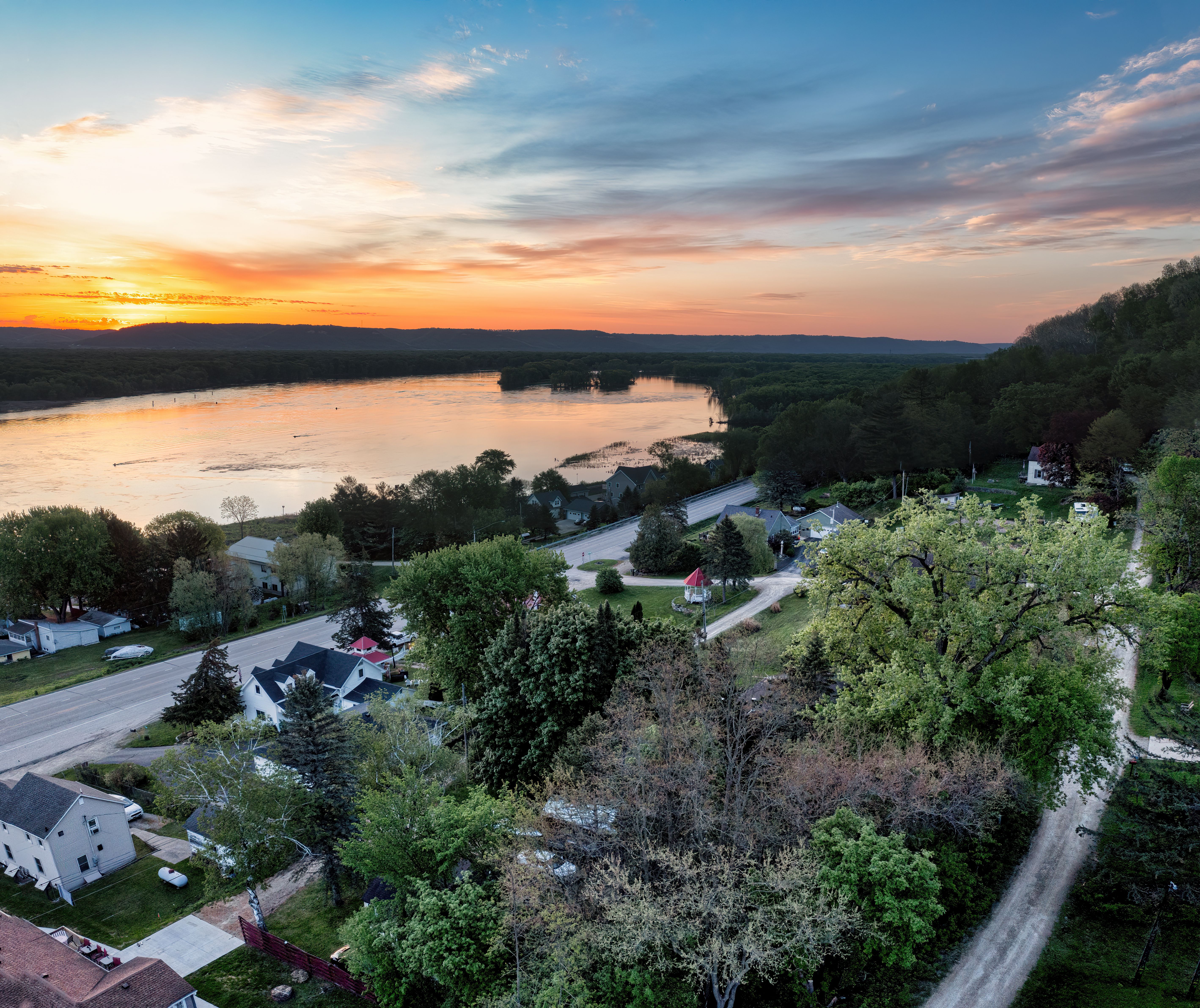 Neighbourhood with Houses and Trees near Lake at Sunset · Free Stock Photo