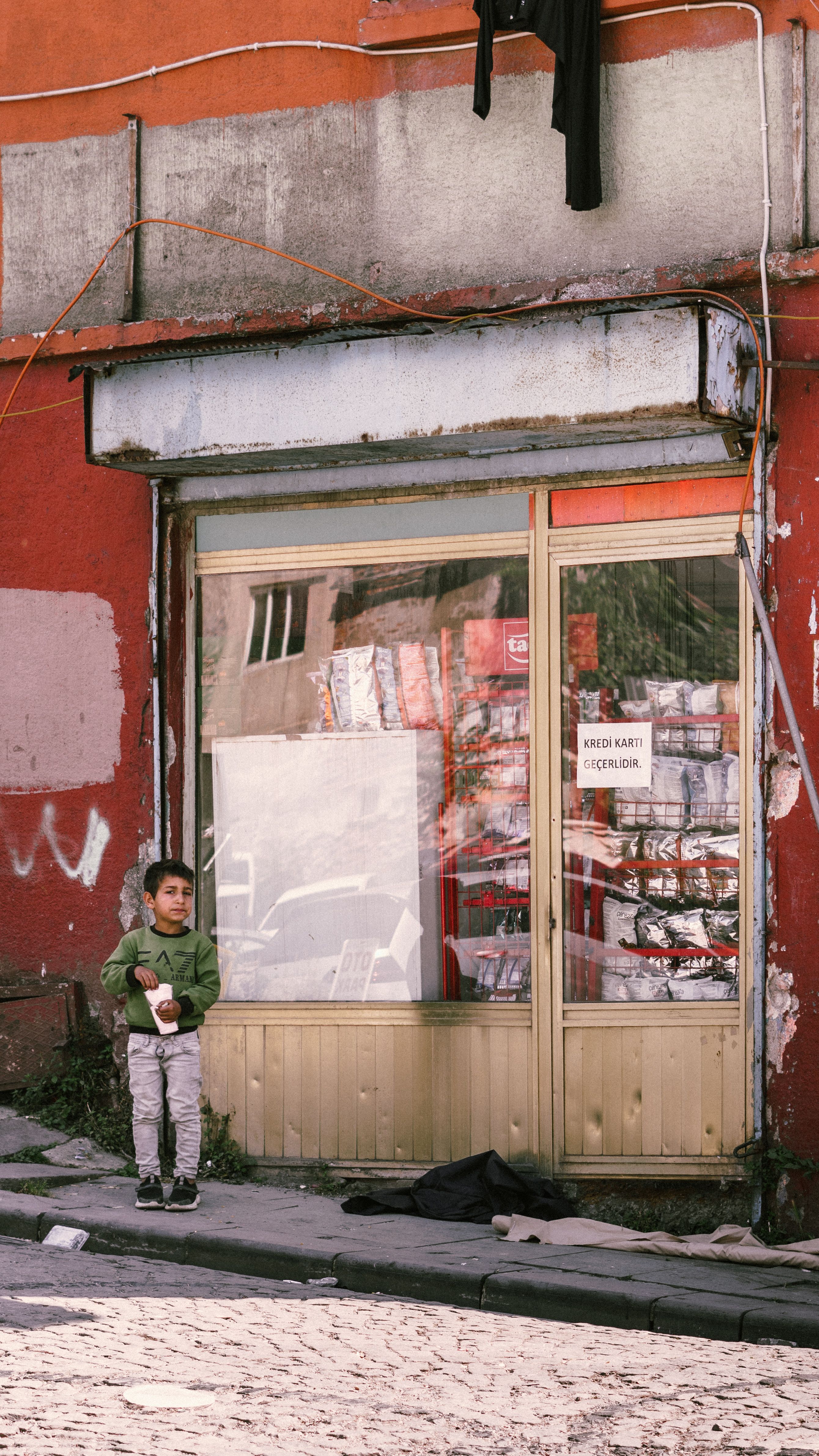 Child Looking At Shop Window Photos, Download The BEST Free Child ...