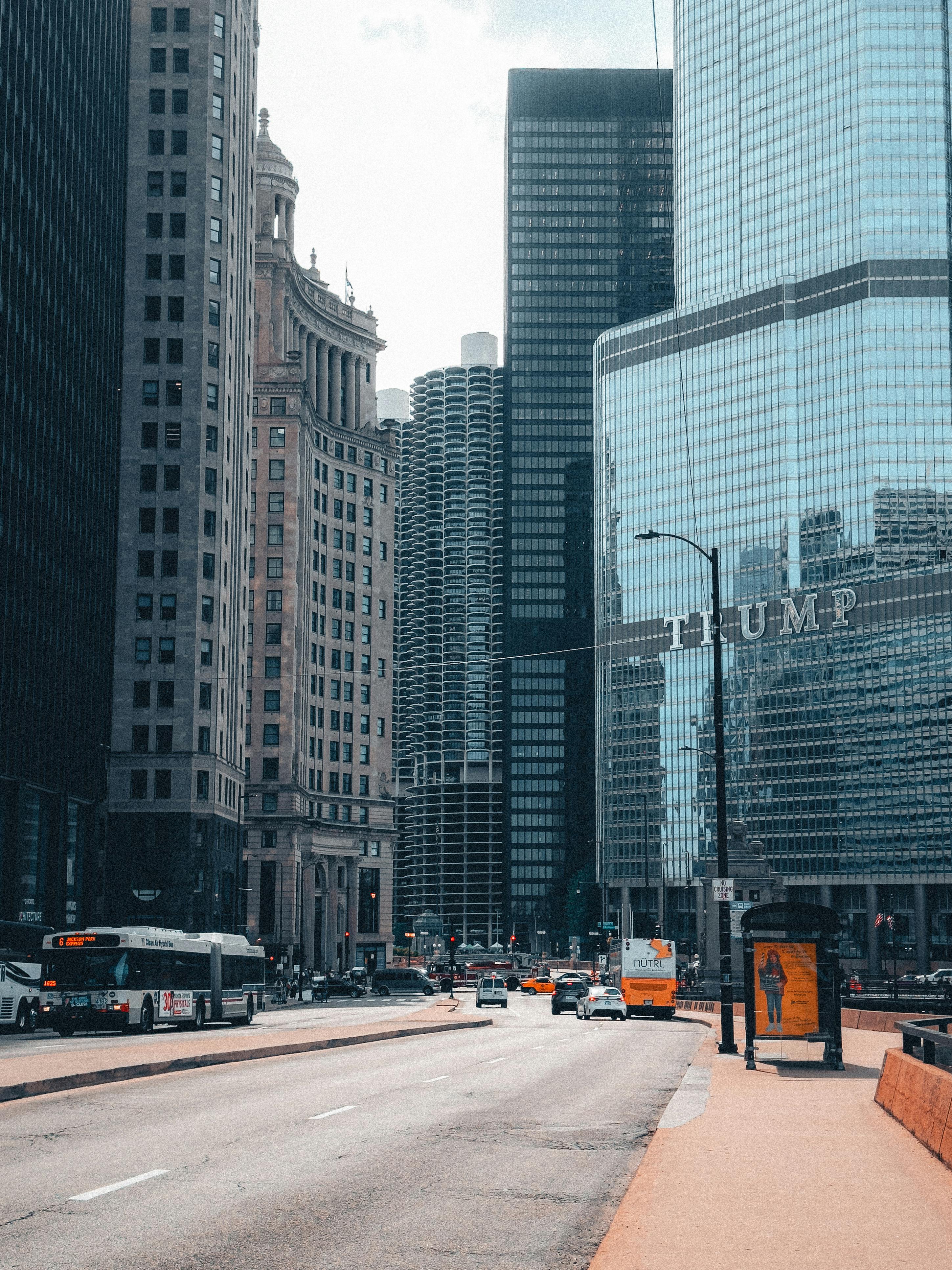 Street and Buildings in Downtown in Chicago · Free Stock Photo
