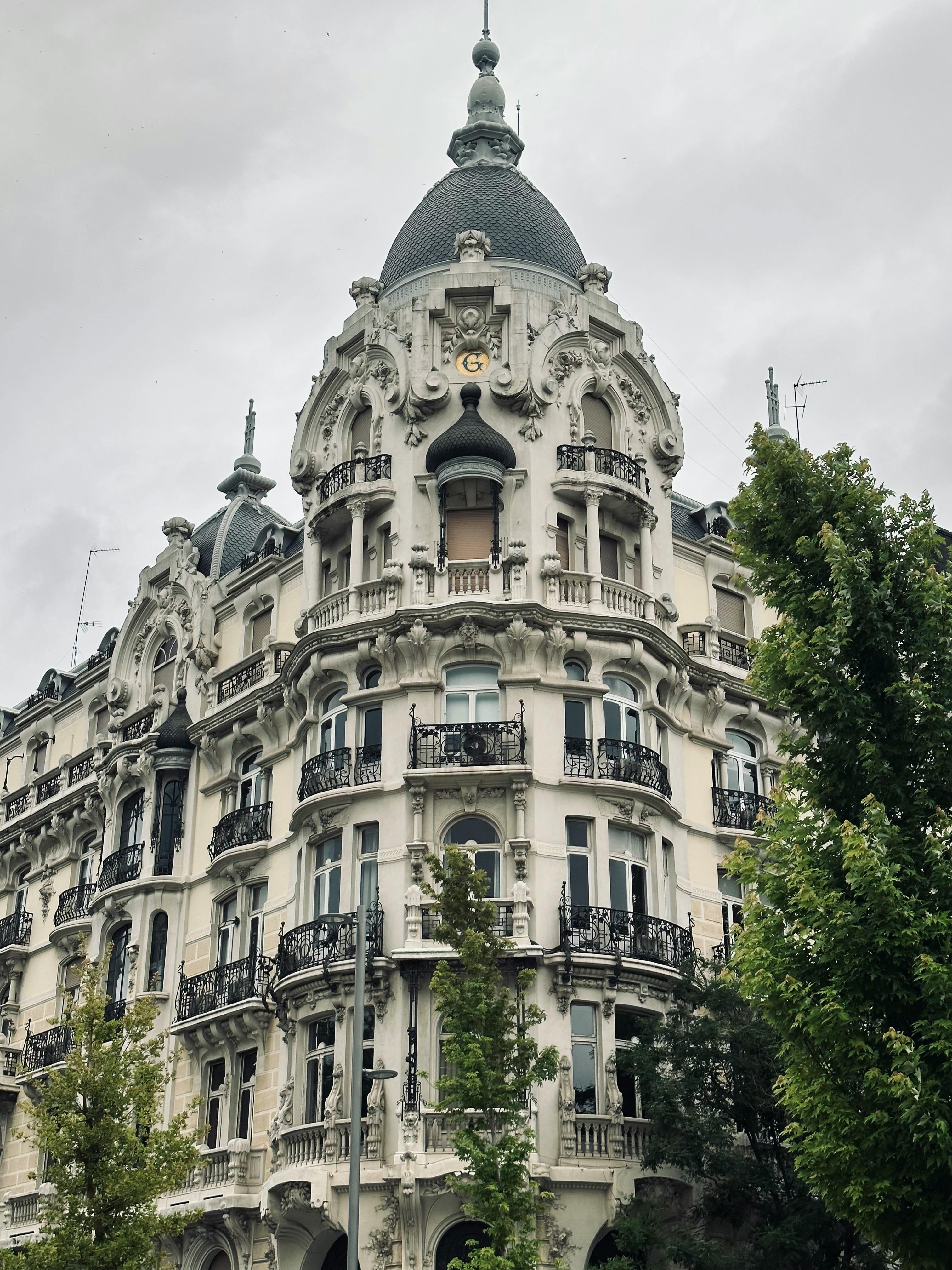 A very old building with a lot of windows · Free Stock Photo