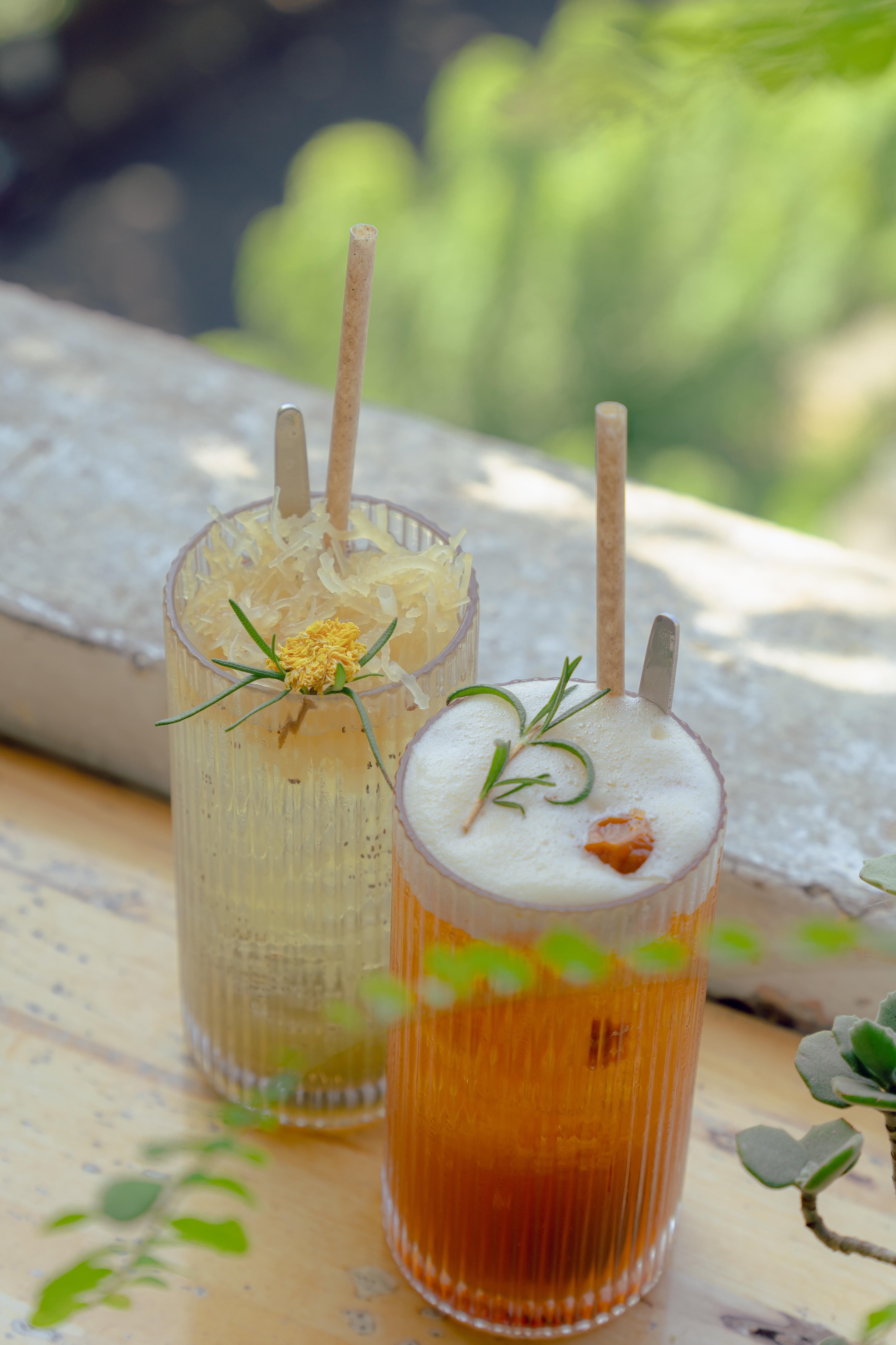 Two drinks with straws and a lemon on top · Free Stock Photo