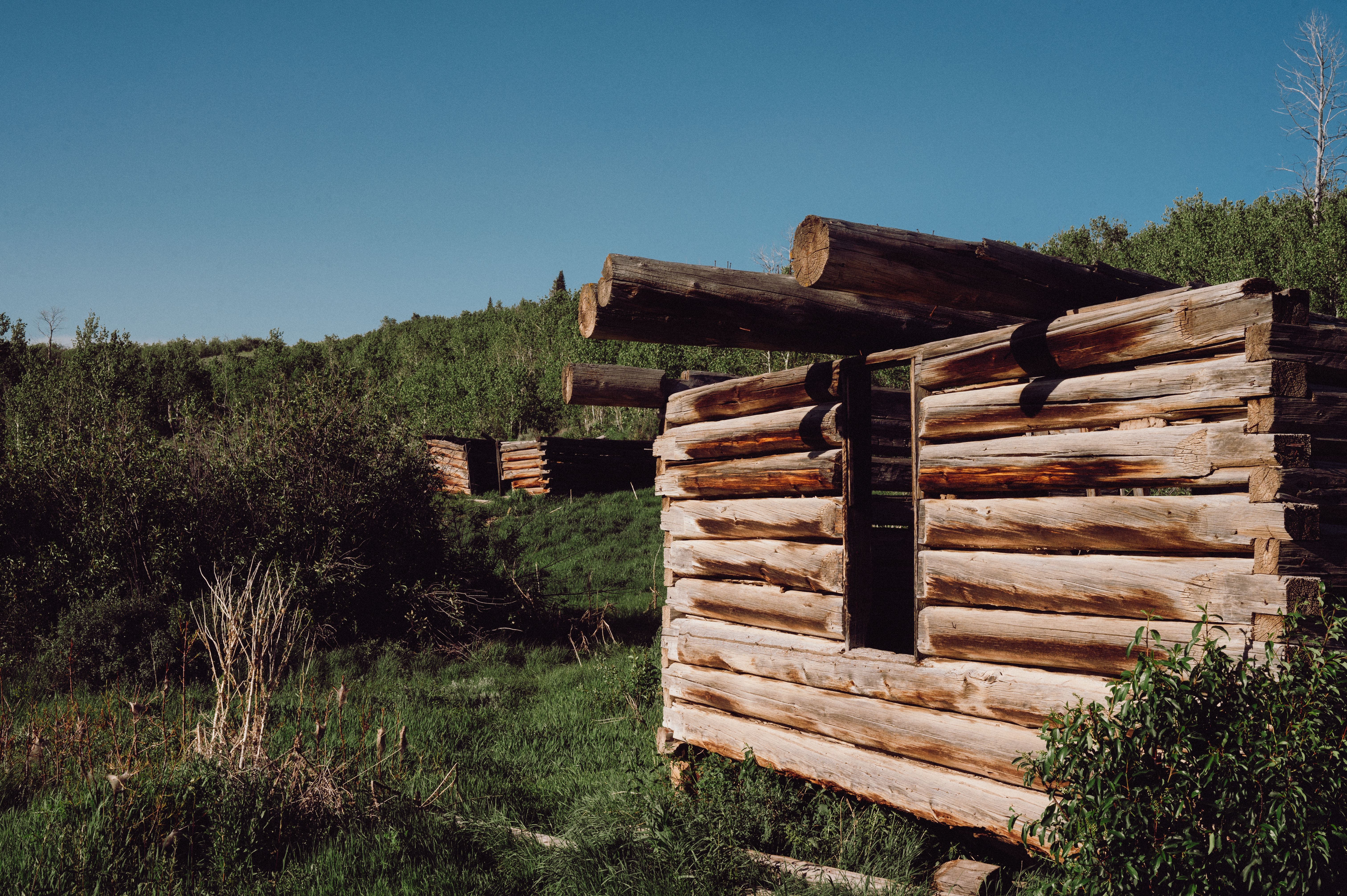 A log cabin in the middle of a field · Free Stock Photo