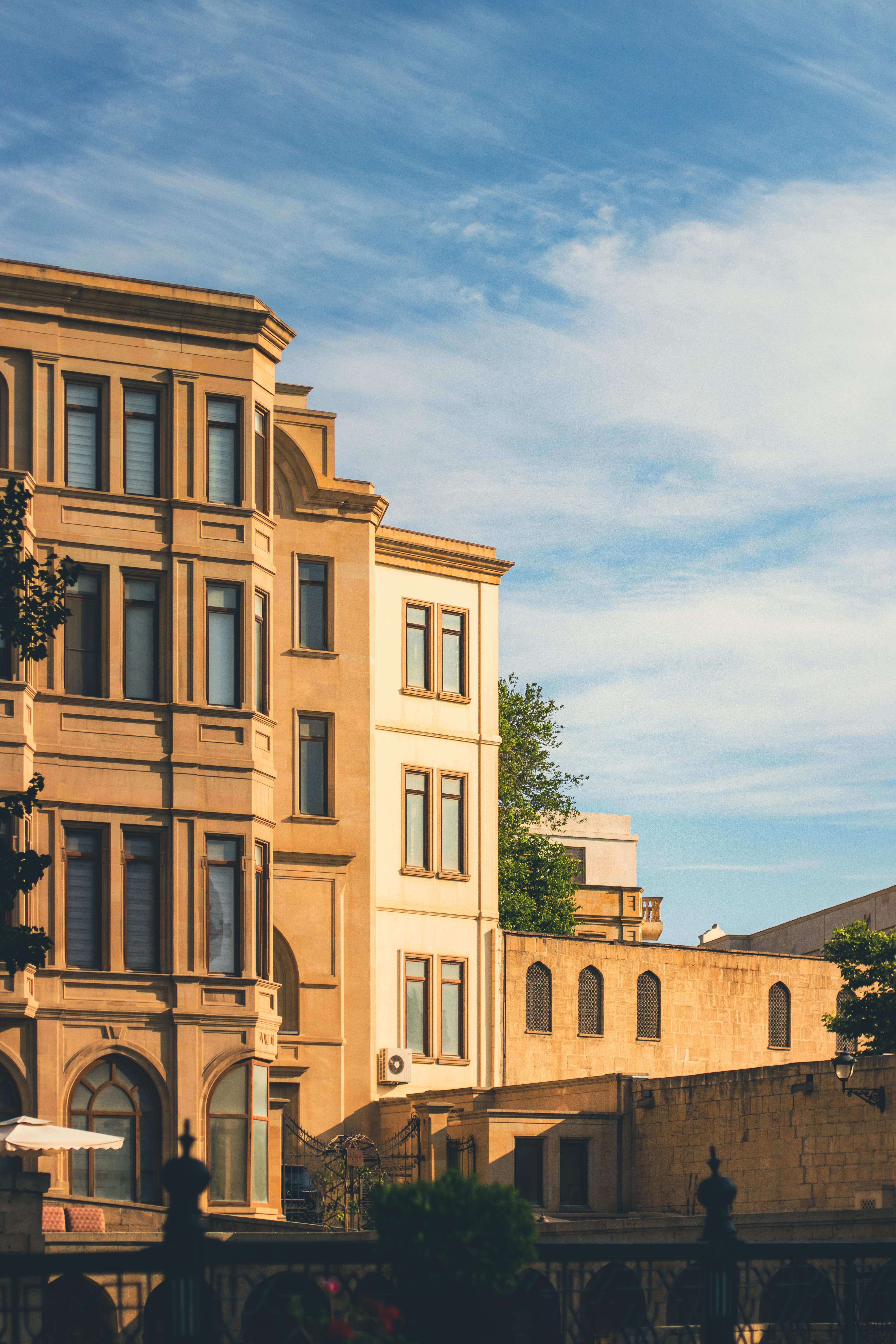 Tenements in City on Sunny Day · Free Stock Photo