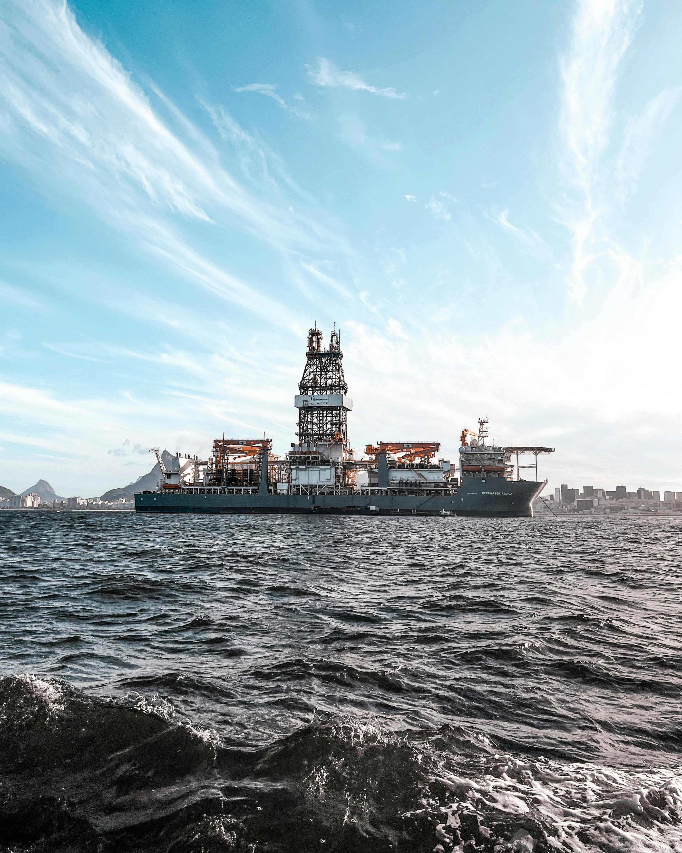 A large oil rig in the ocean · Free Stock Photo