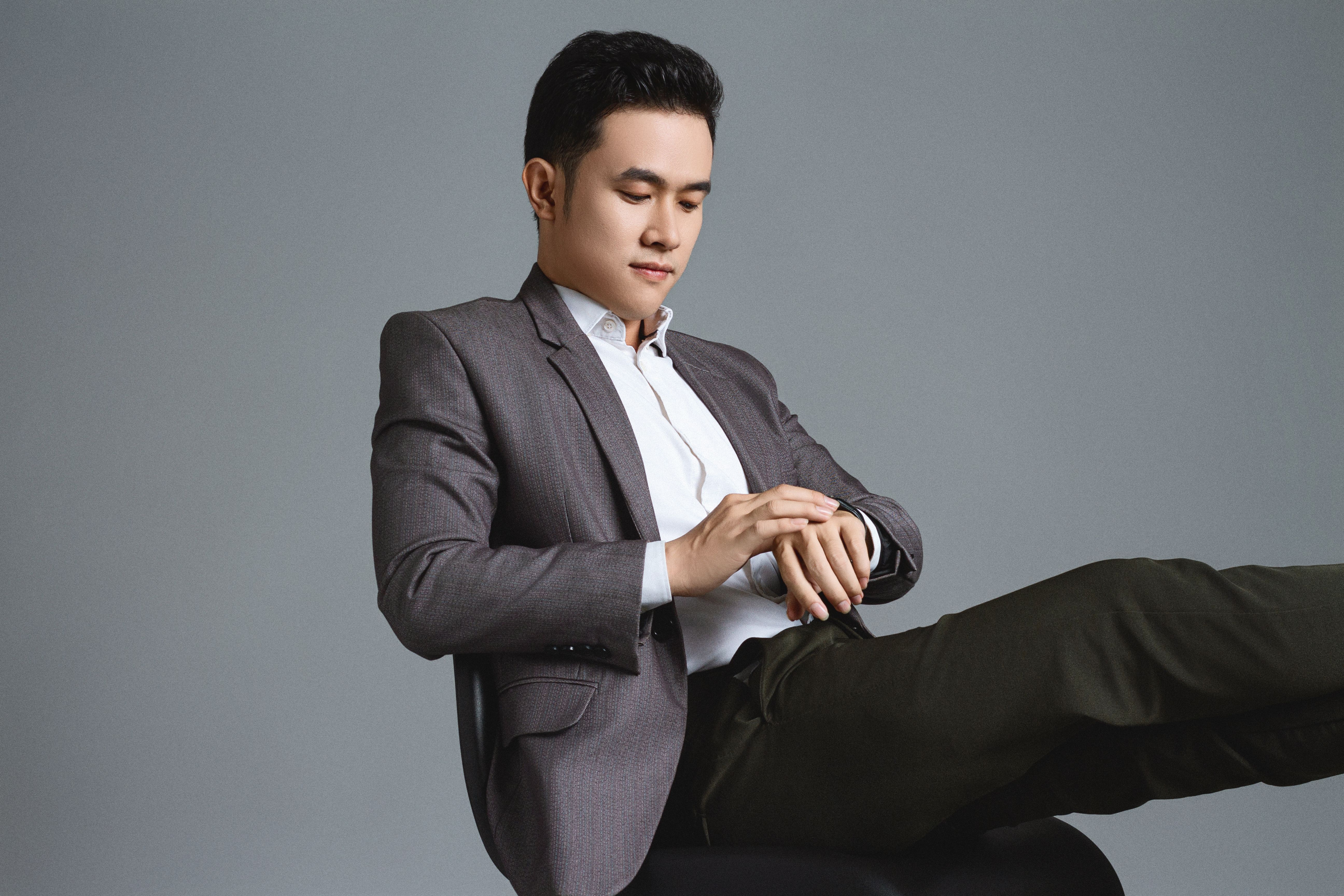 A man in a suit sitting on a chair · Free Stock Photo