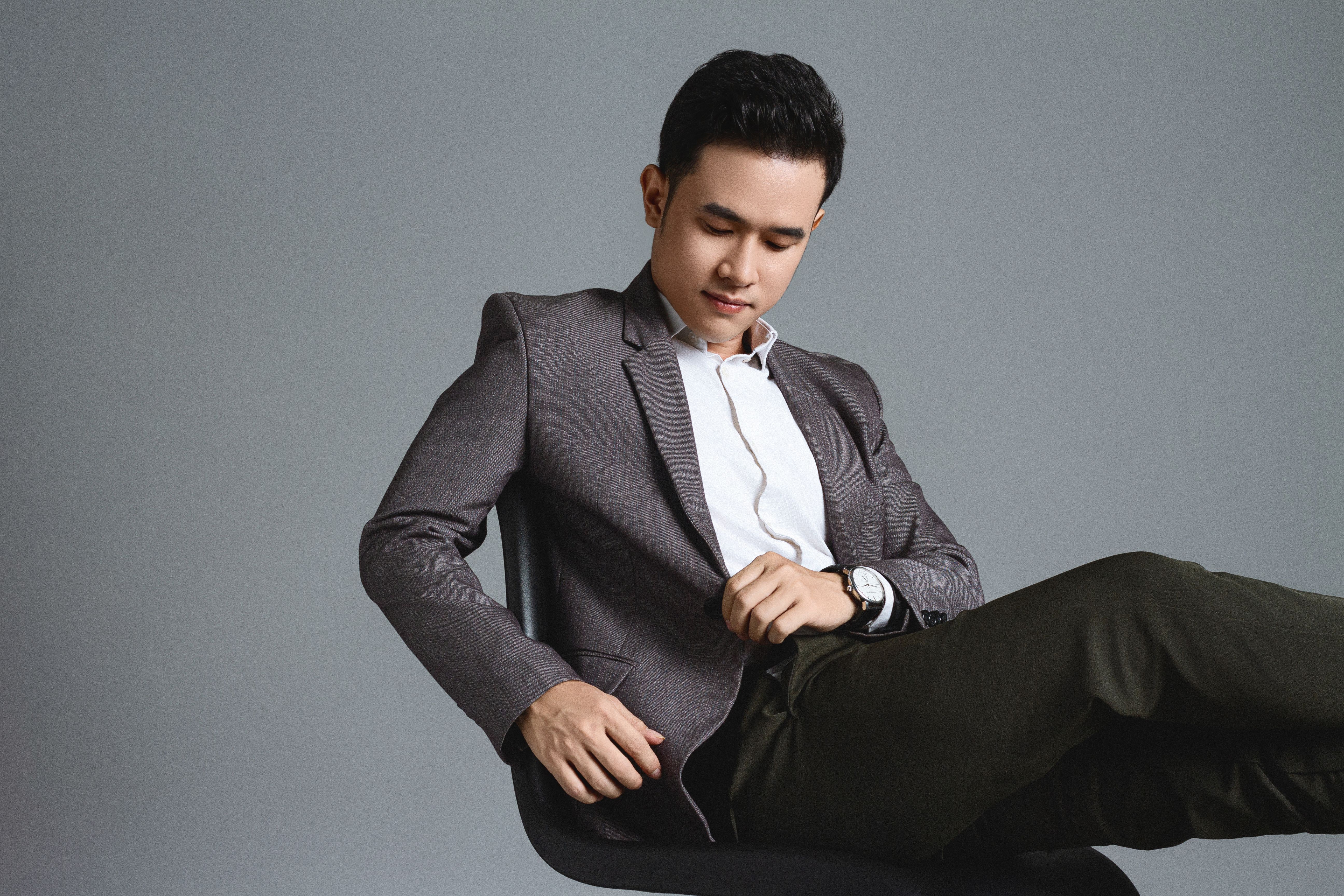 Studio Shot of an Elegant Man in a Suit · Free Stock Photo