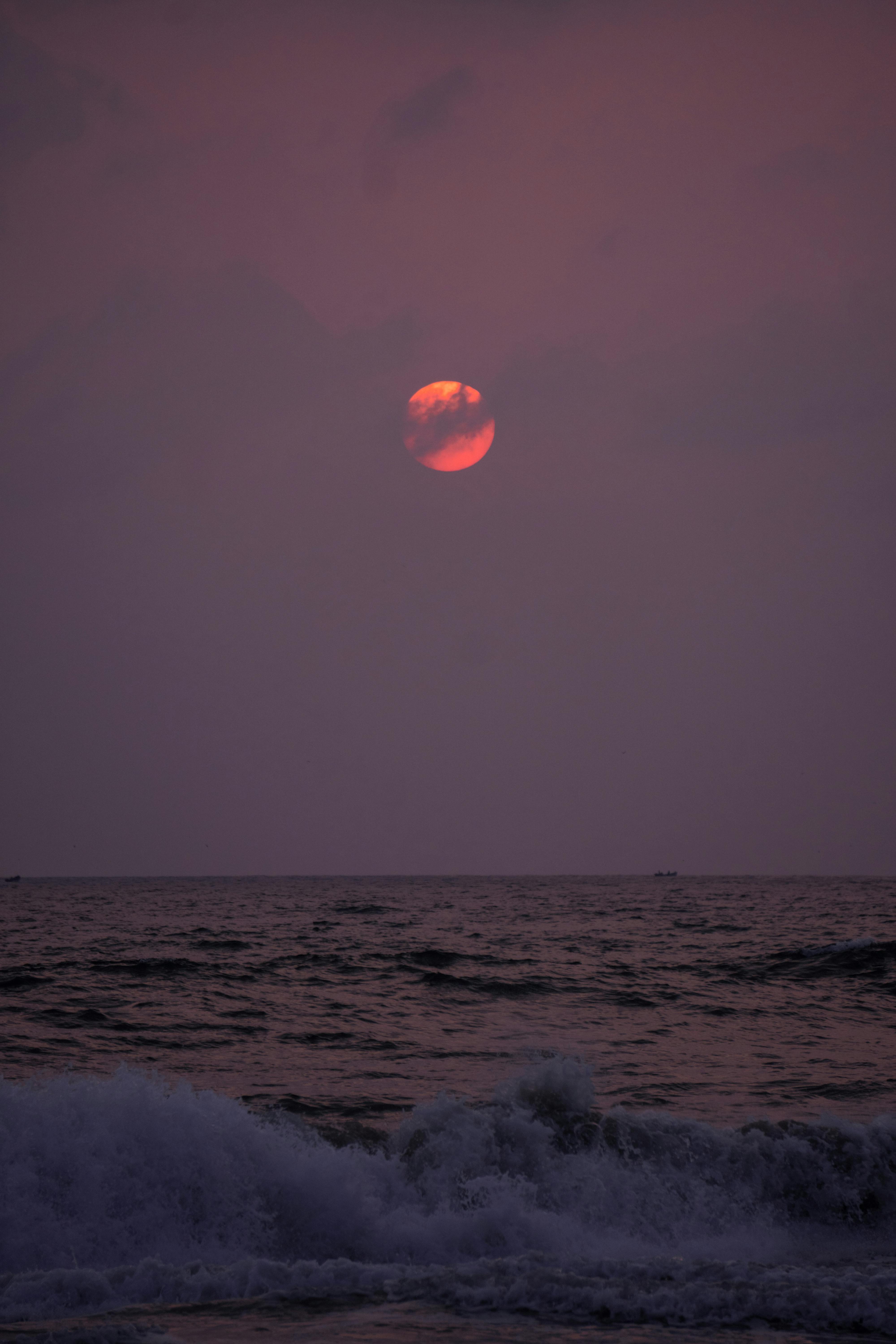 Red Sun over Sea at Dawn · Free Stock Photo