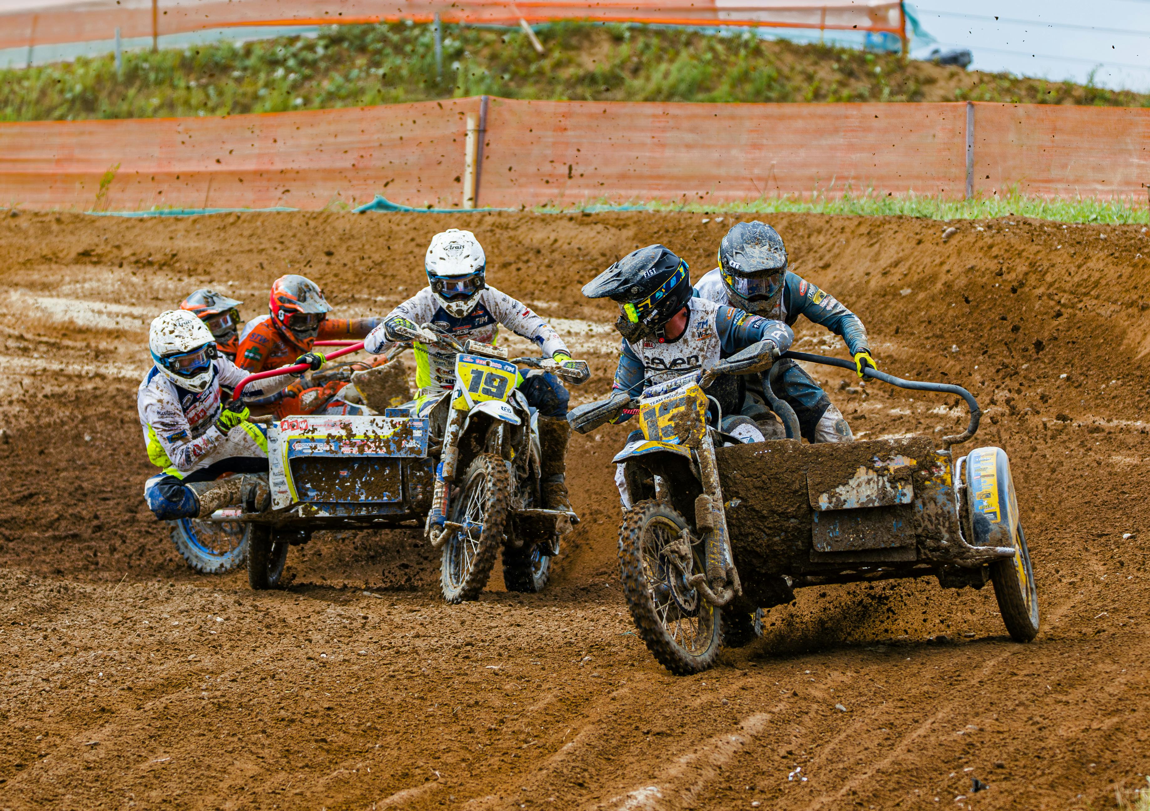 Sidecarcross Teams Taking a Turn on the Dirt Track · Free Stock Photo