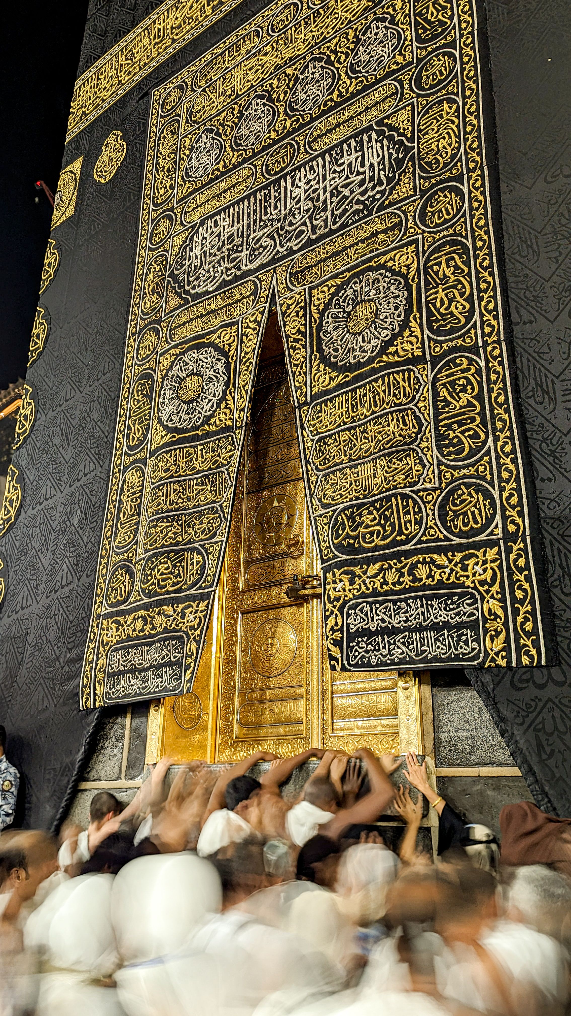 Long Exposure Photo of Crowd of Followers near Golden Door to Kaaba ...