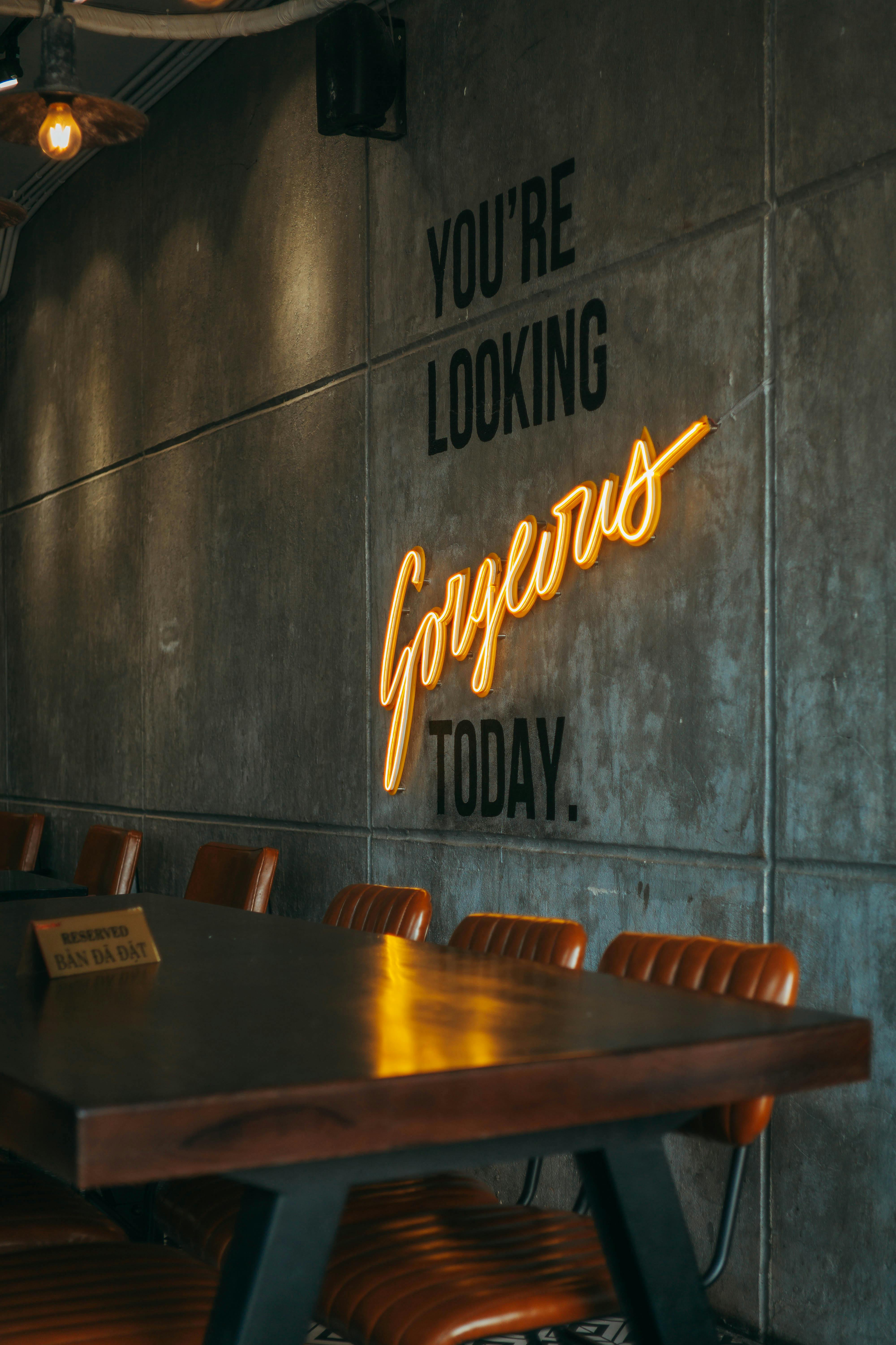 A neon sign that says you're looking good today · Free Stock Photo