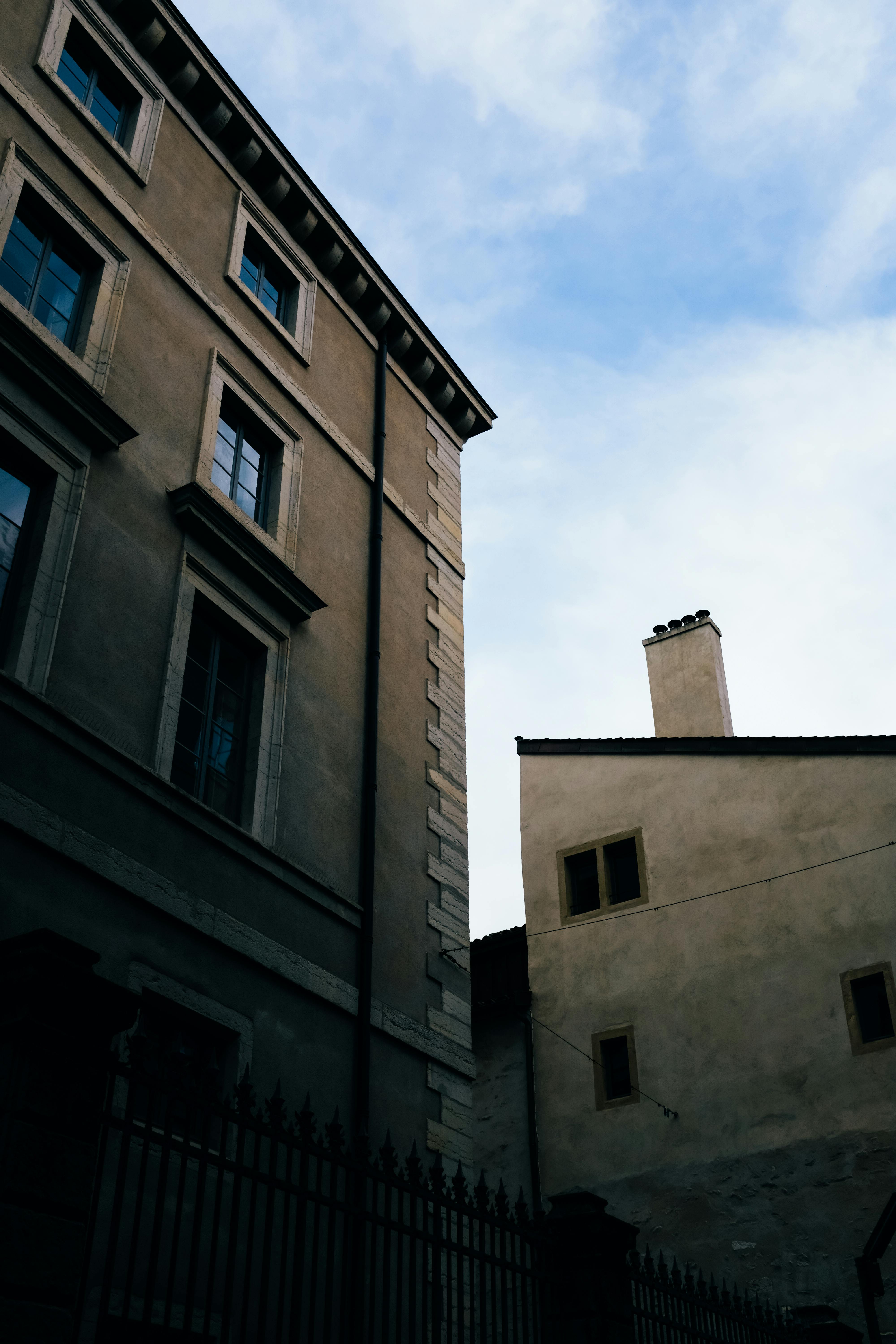 House Buildings in Sunlight · Free Stock Photo