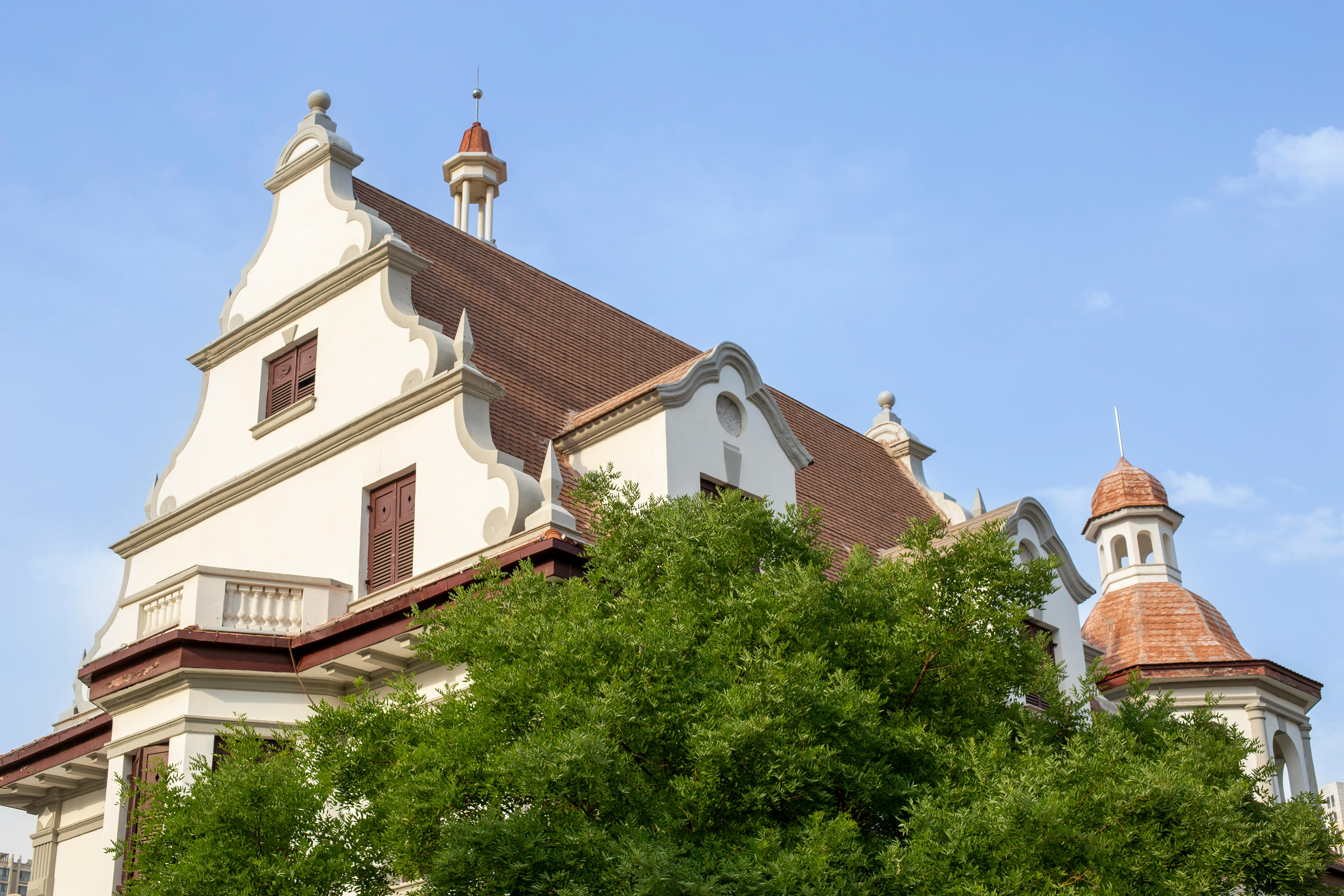 Church Building behind Tree · Free Stock Photo