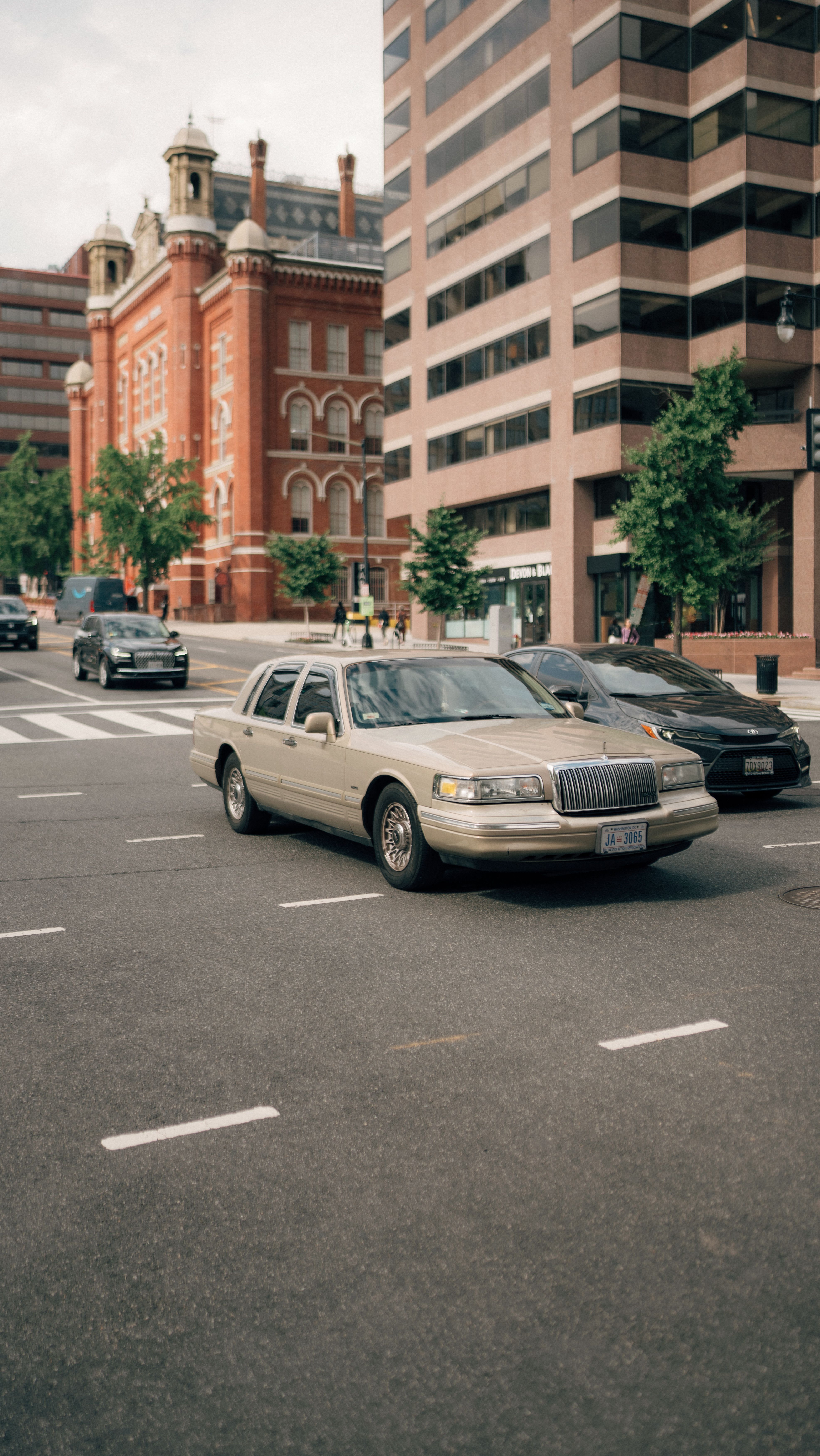 Lincoln Town Car on a Street · Free Stock Photo