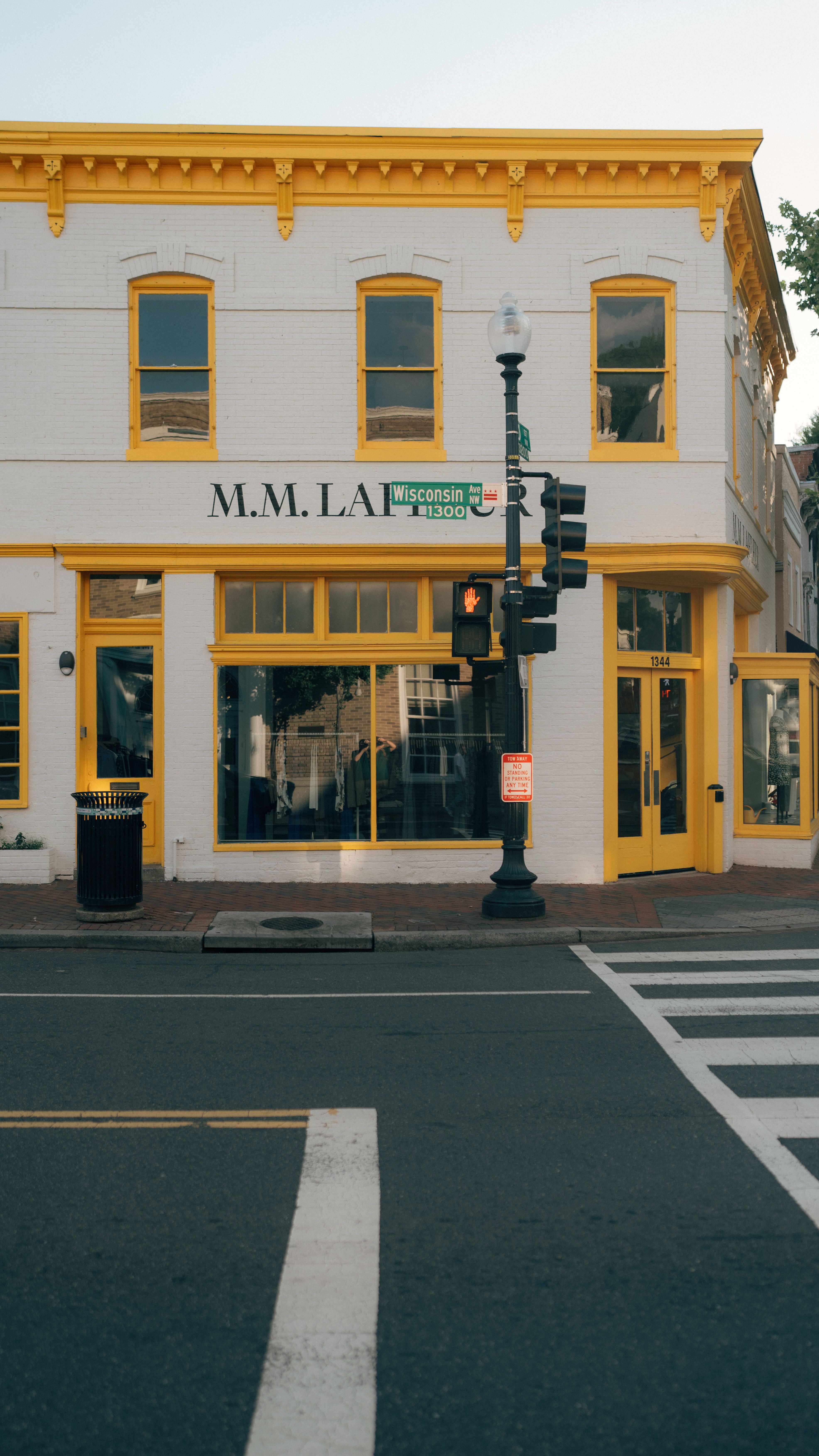 View of a Street and a Building in a City · Free Stock Photo