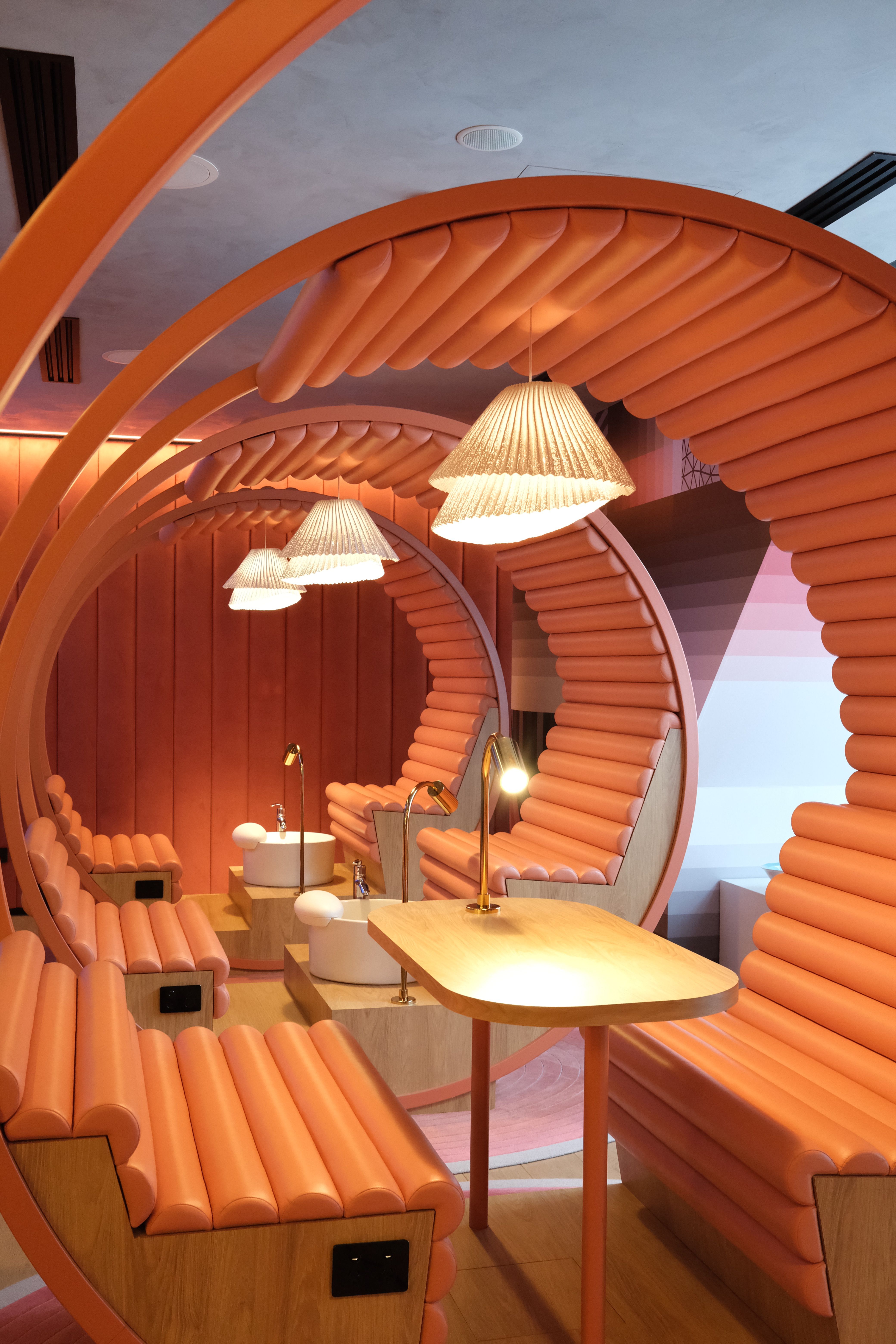 A room with orange chairs and a circular table · Free Stock Photo