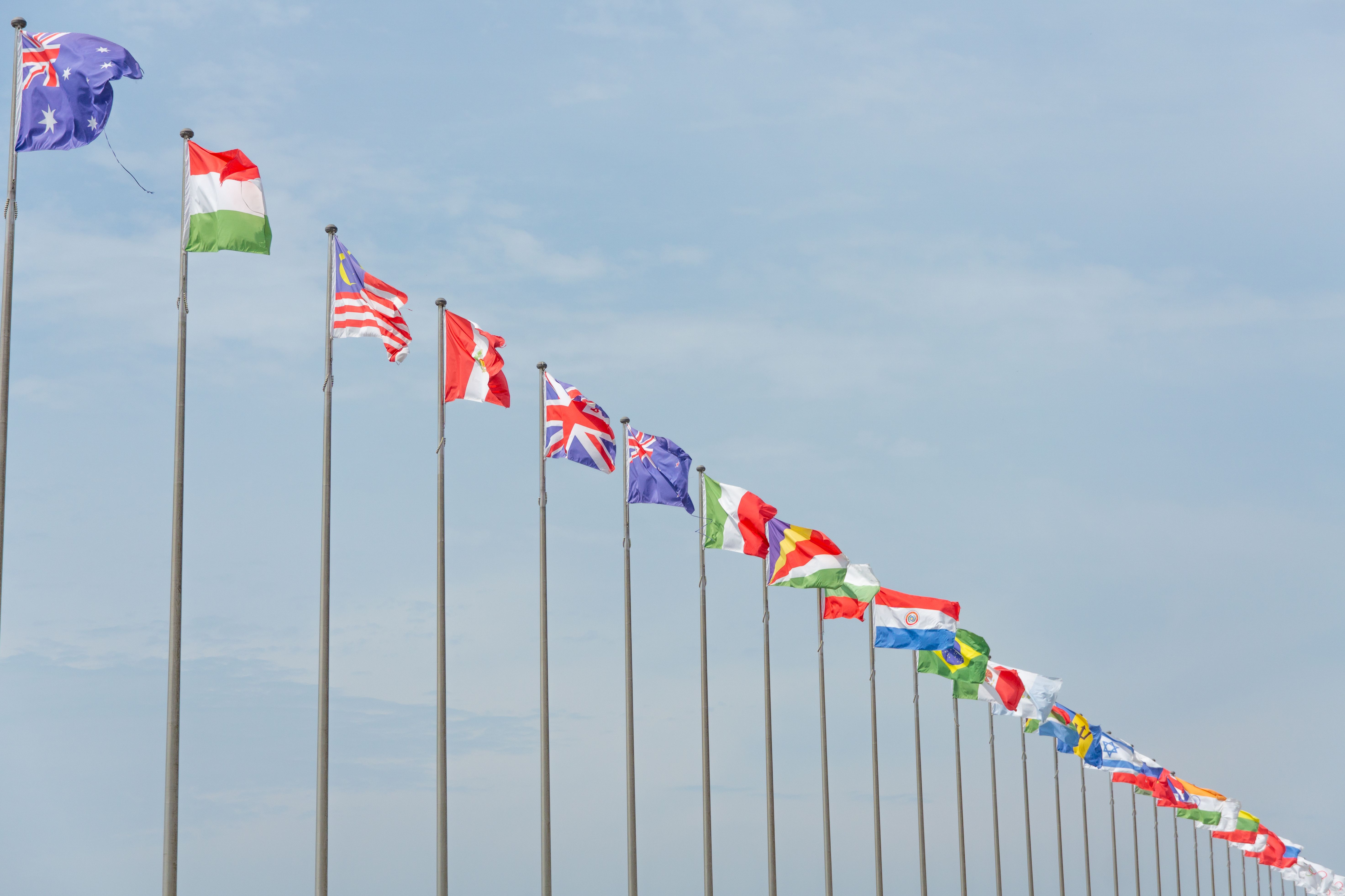 Foto de stock gratuita sobre al aire libre, armonía, astas de bandera ...