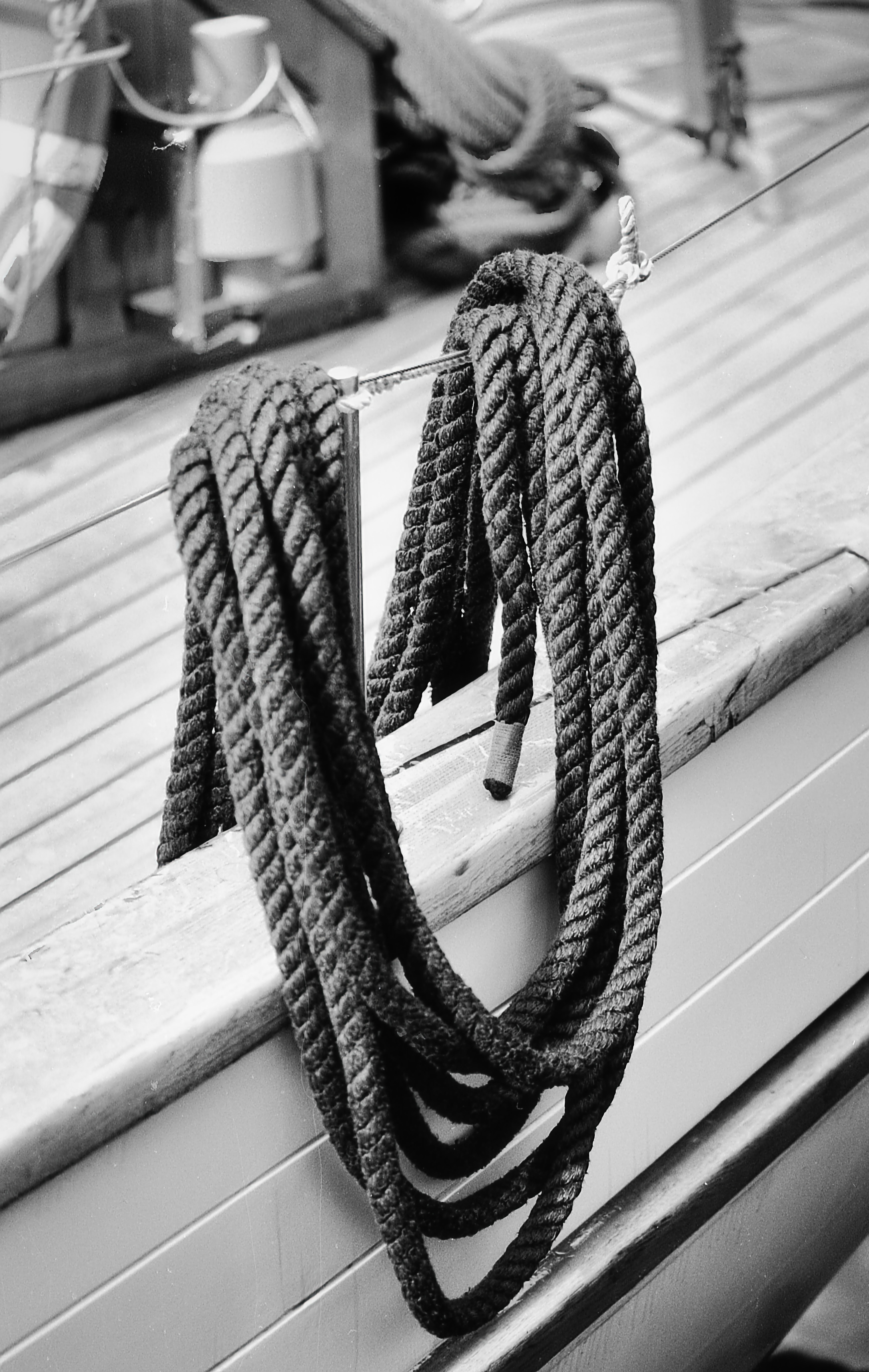 Close-up of a Rope Hanging on the Side of a Boat · Free Stock Photo