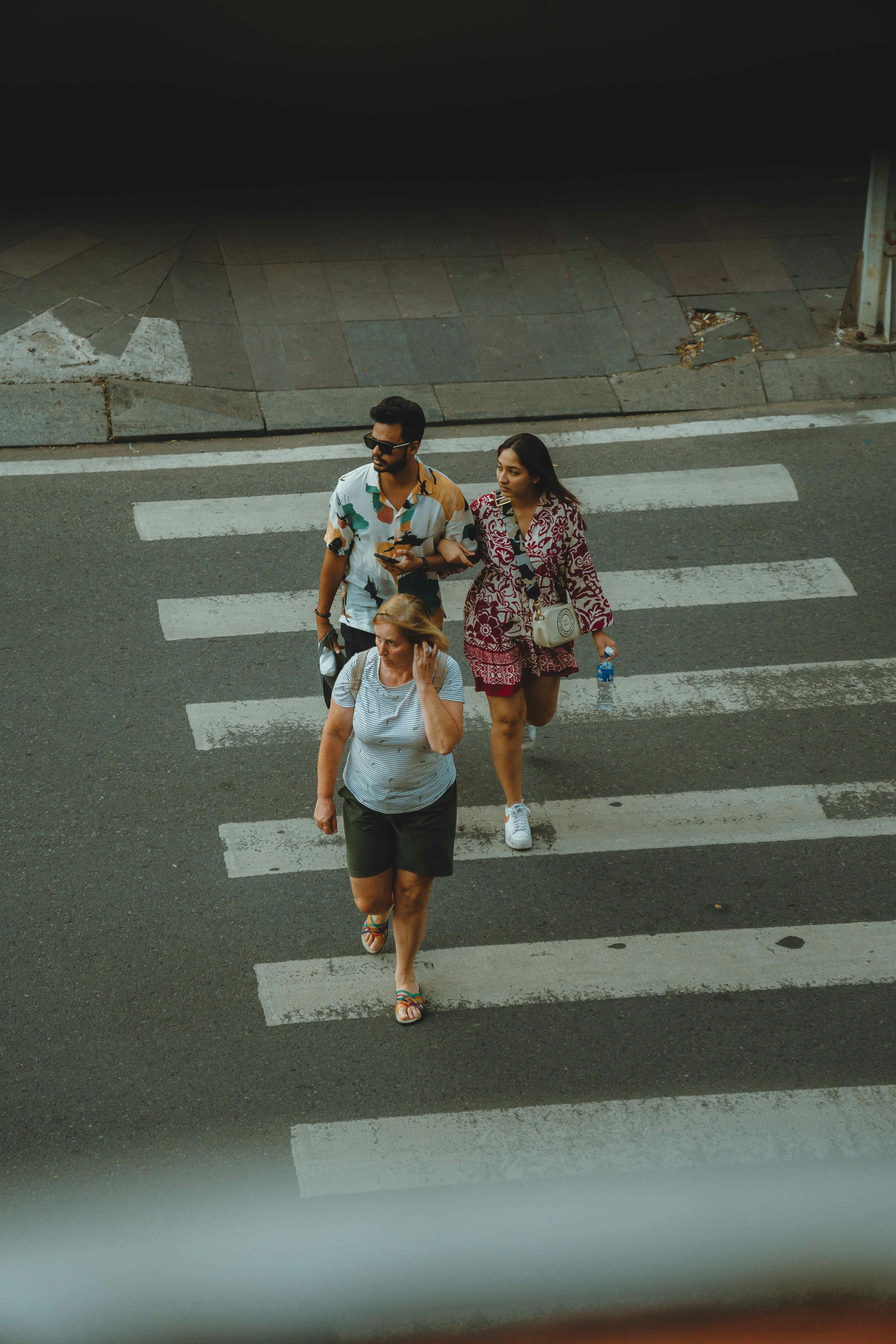 A group of people crossing the street in a city · Free Stock Photo