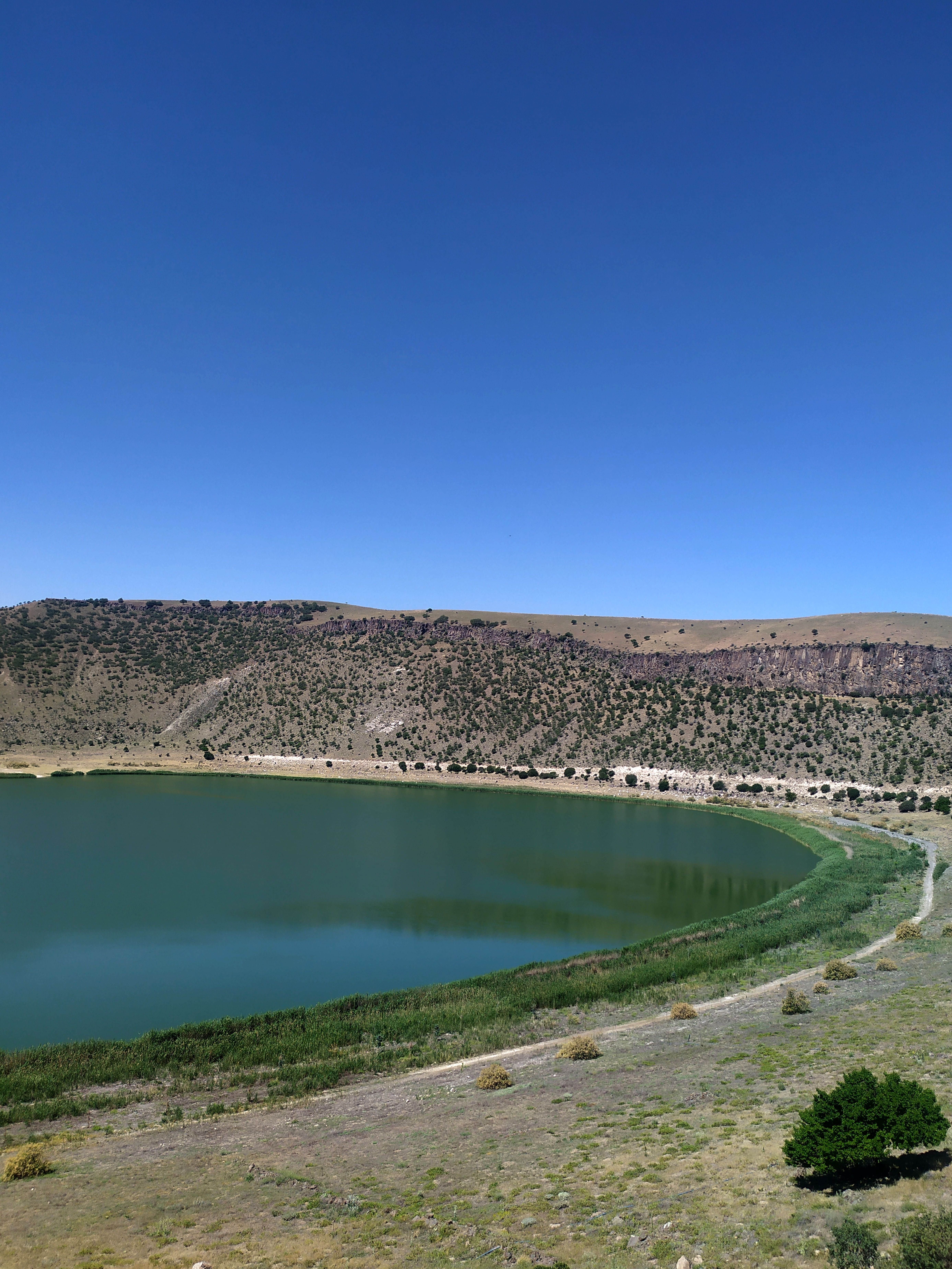 Clear Sky over Lake in Countryside · Free Stock Photo