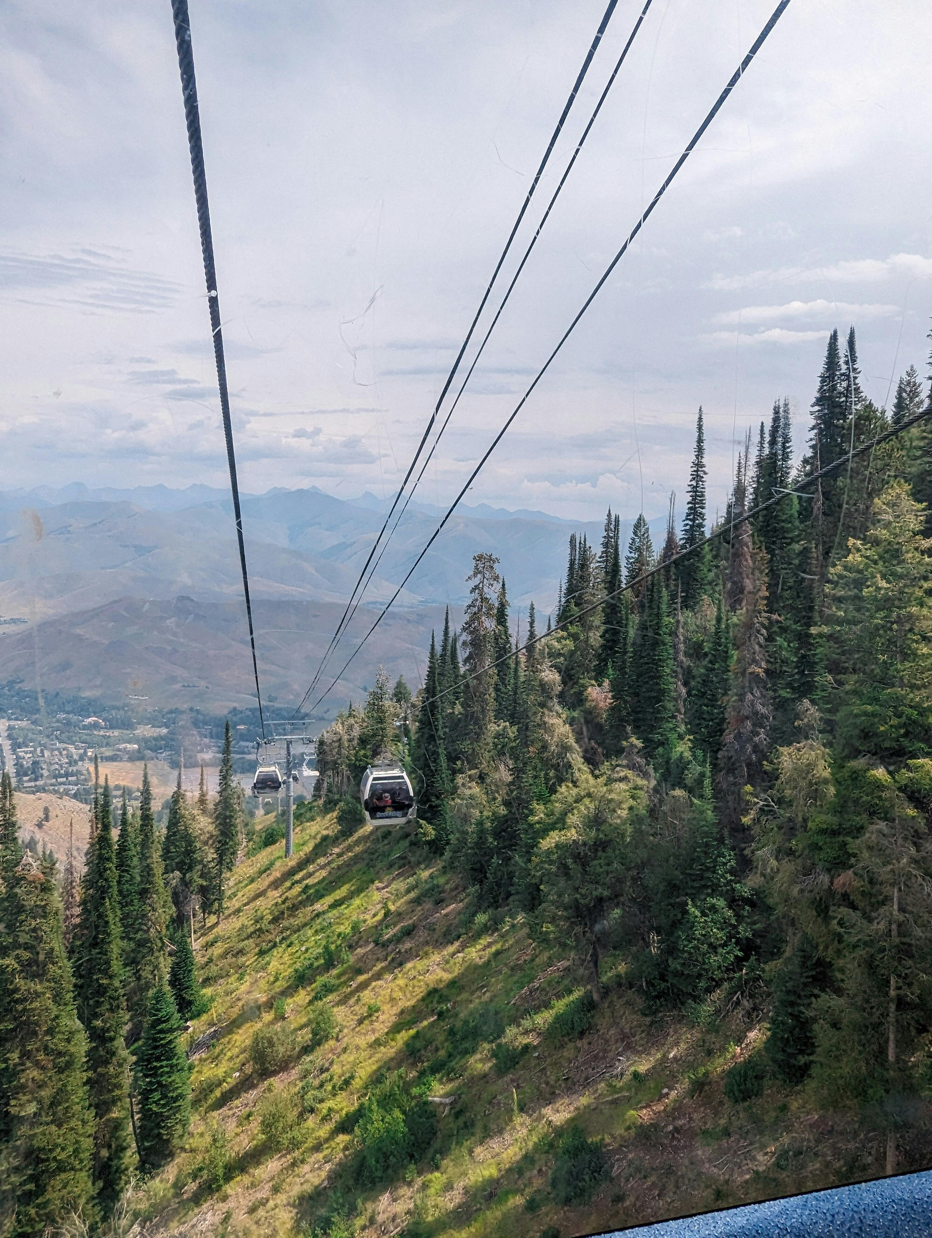 Aerial Tramway in the Mountains · Free Stock Photo
