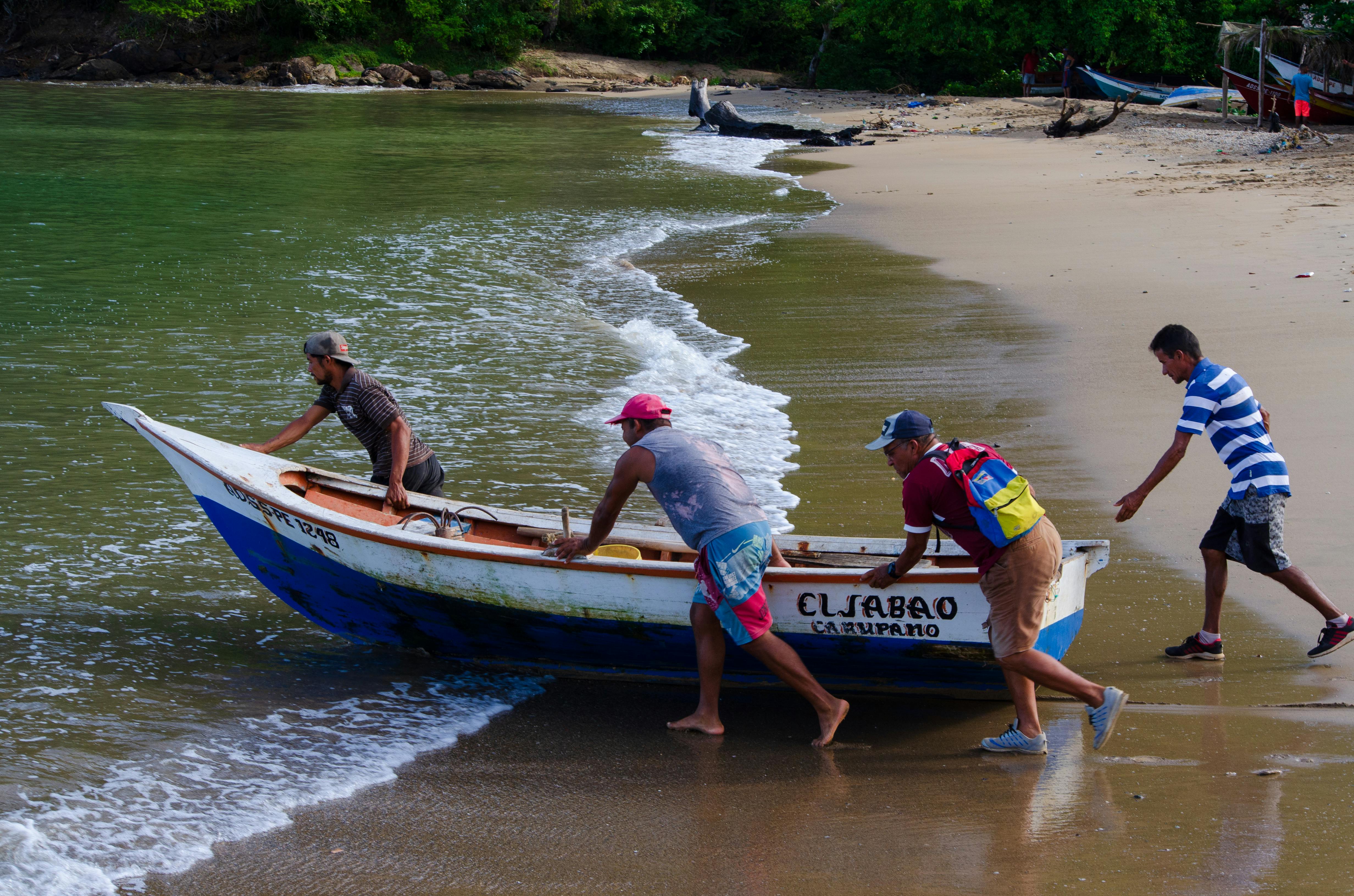 People with a Boat · Free Stock Photo