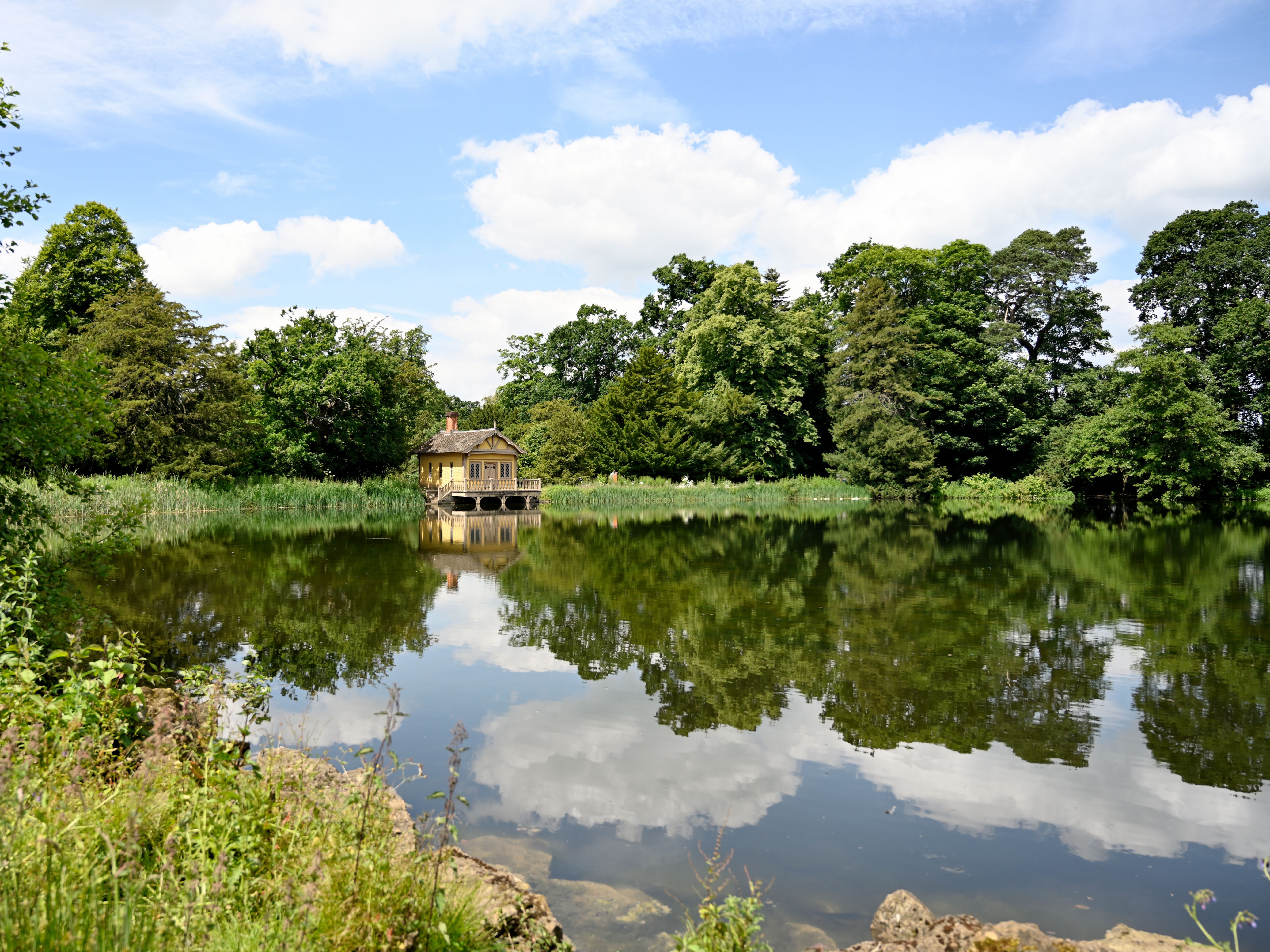 A House by a Lake · Free Stock Photo