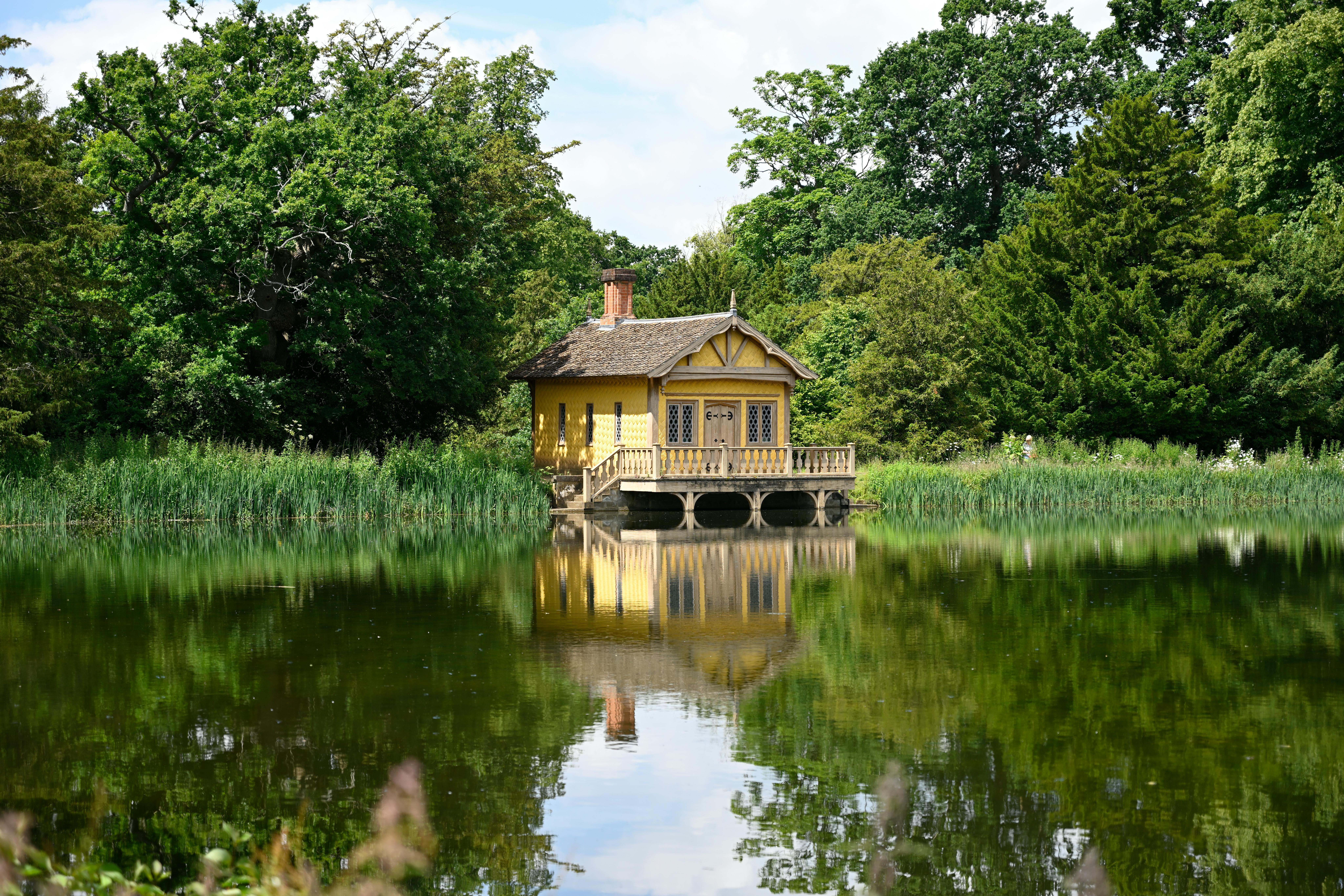 Detached House at Waterfront by Lake · Free Stock Photo
