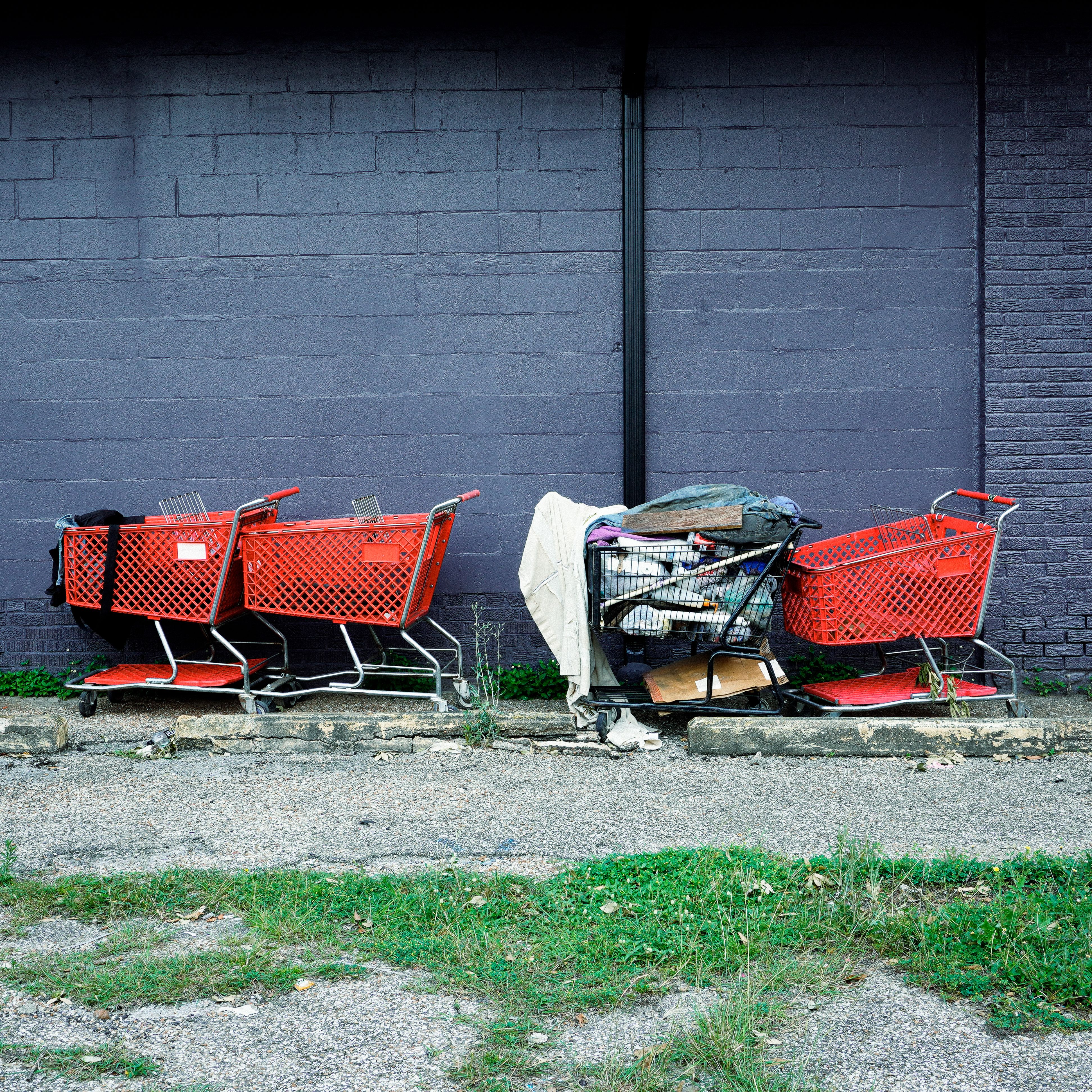 Shopping Carts and Trash near Building Wall · Free Stock Photo