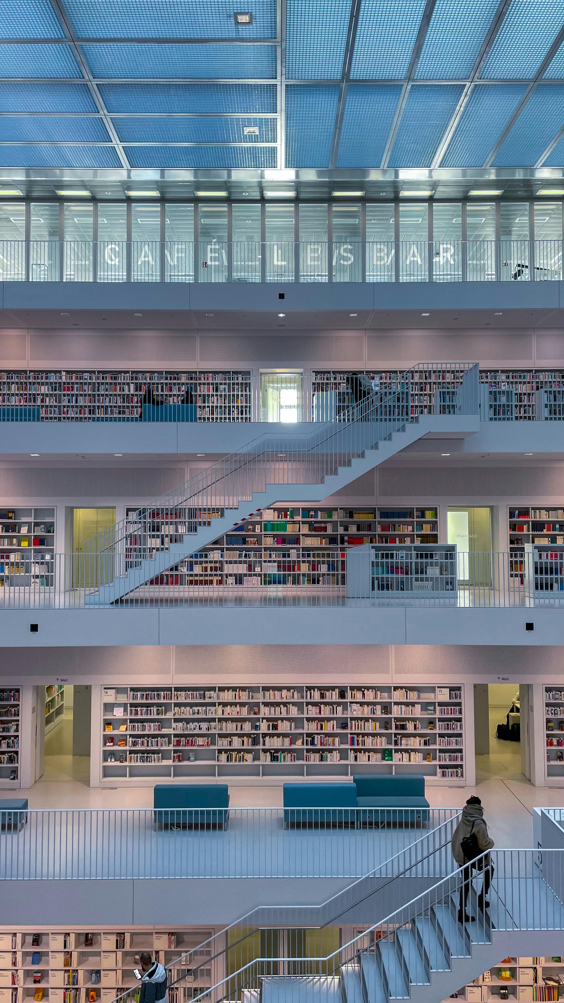 A library with stairs and bookshelves · Free Stock Photo