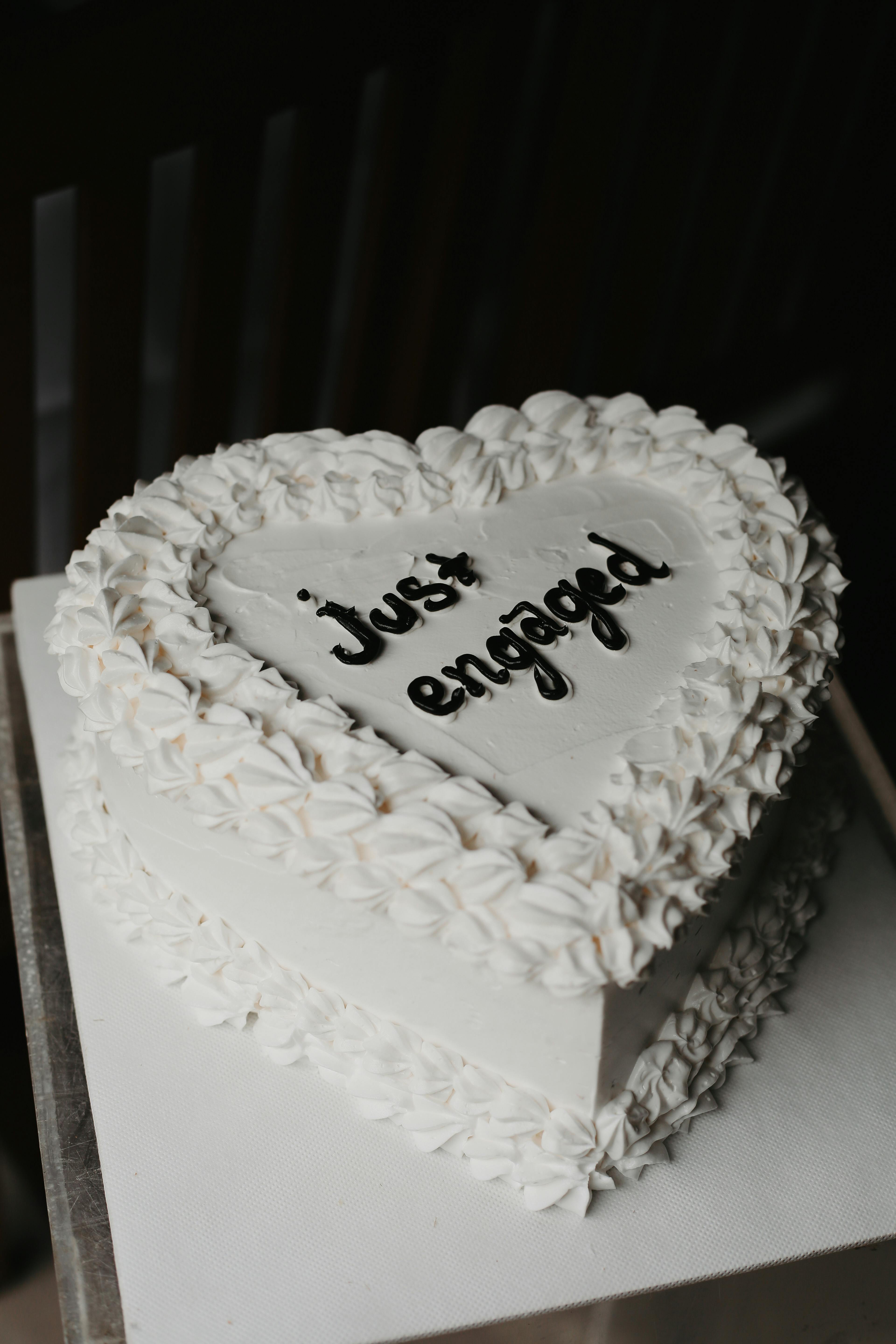 White Engagement Cake · Free Stock Photo