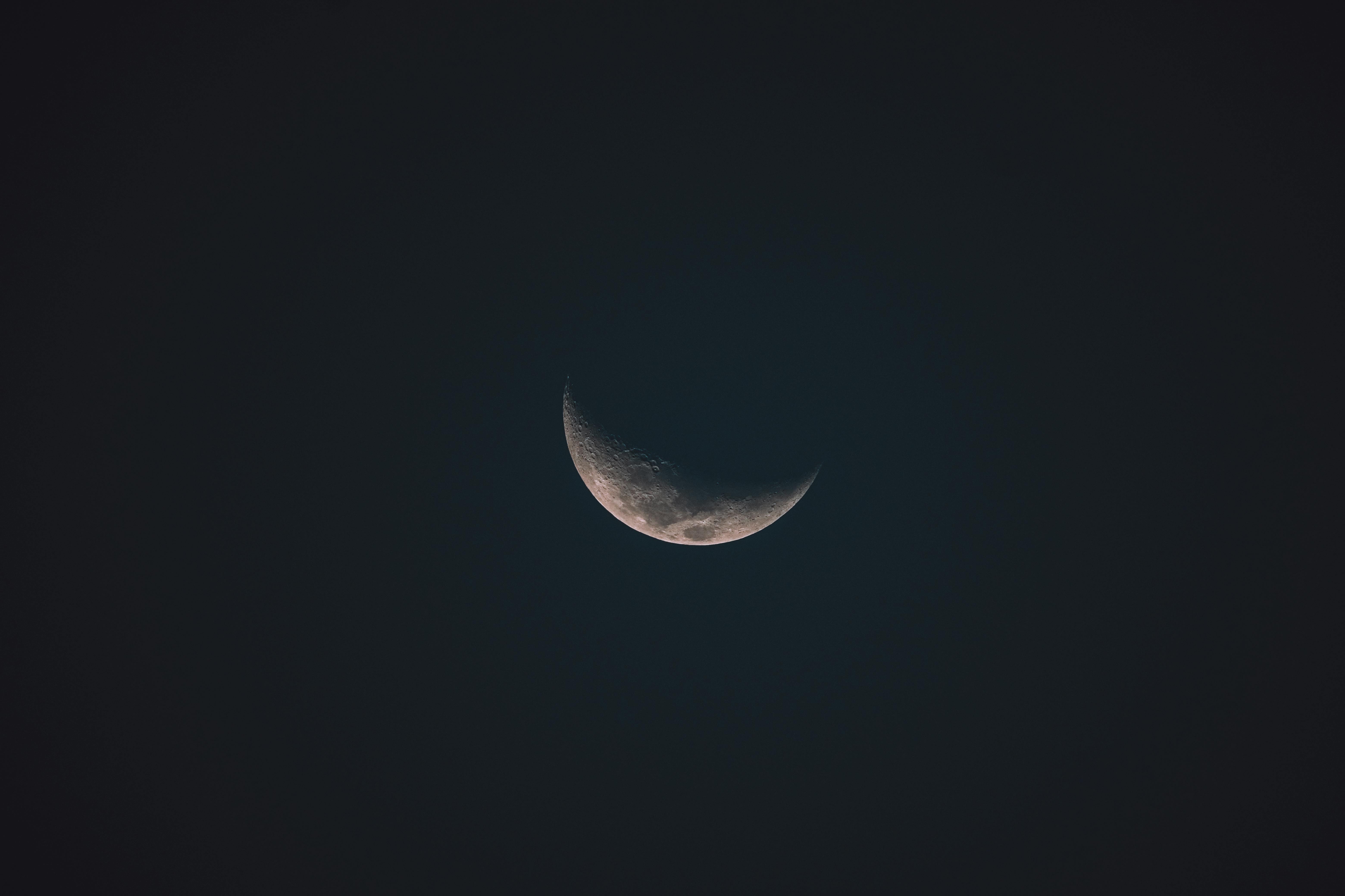 Crescent Moon at Night · Free Stock Photo