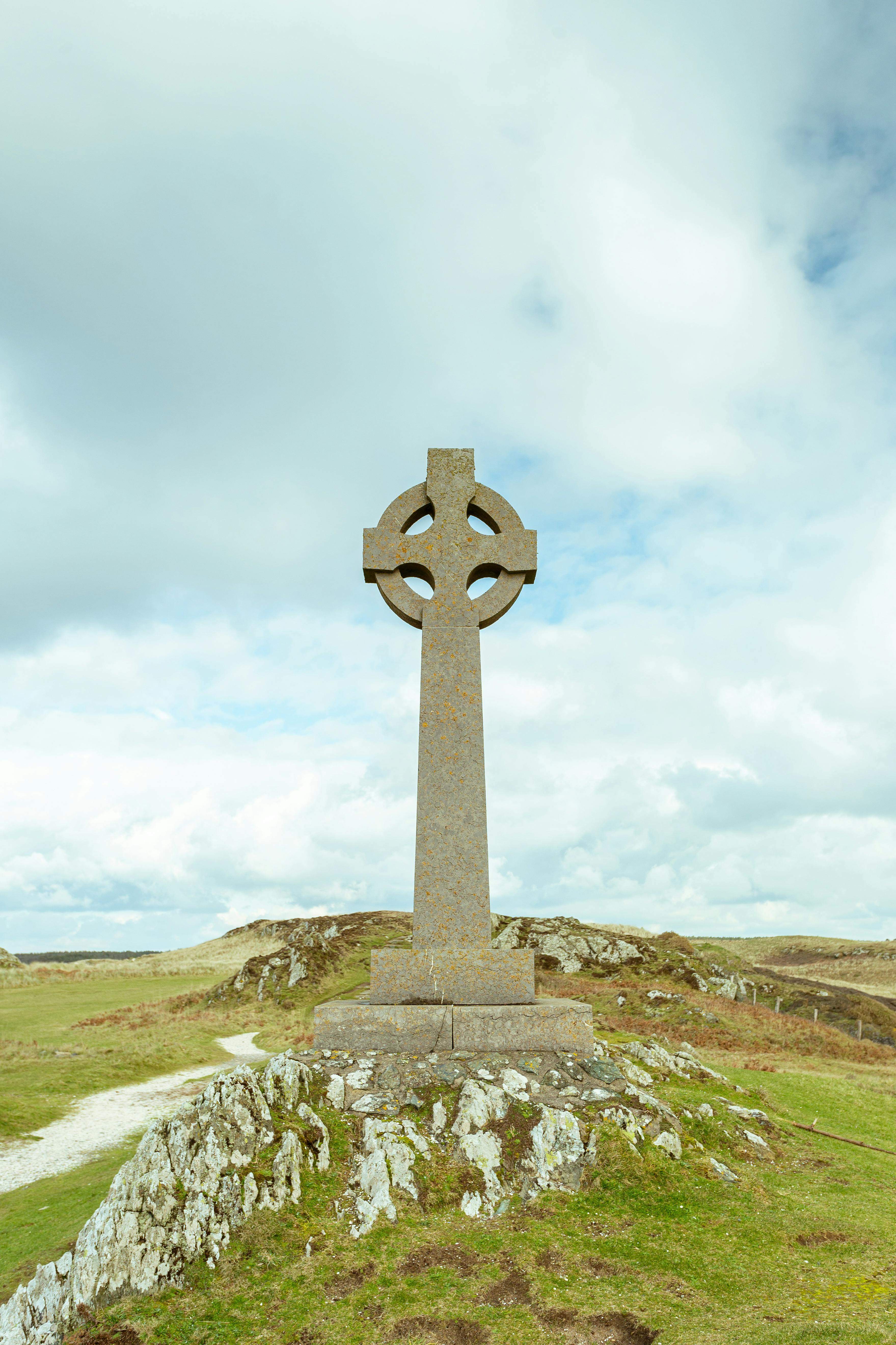 Celtic Cross on Llanddwyn Island, Anglesey, Wales · Free Stock Photo