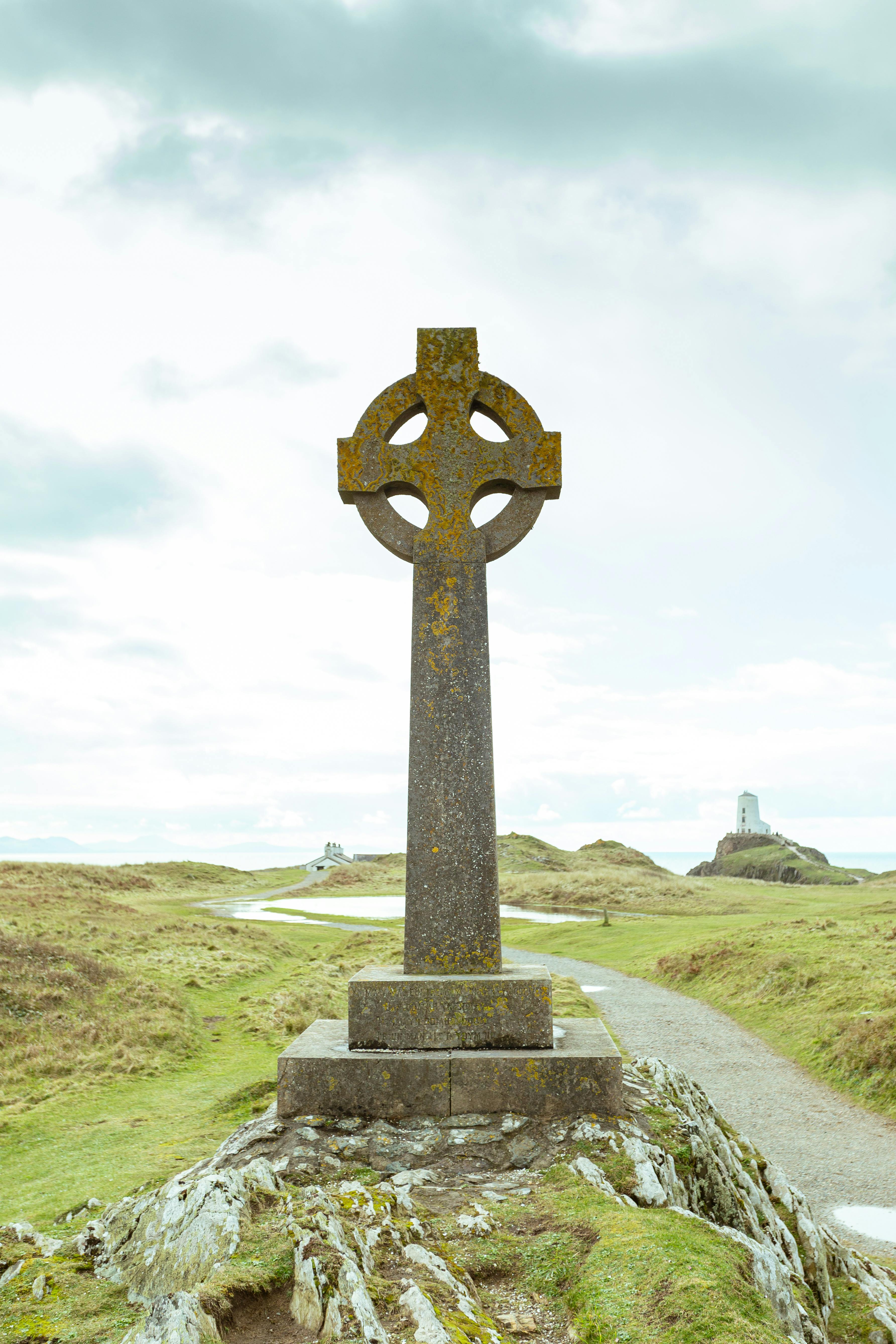 Celtic Cross on Llanddwyn Island, Anglesey, Wales · Free Stock Photo