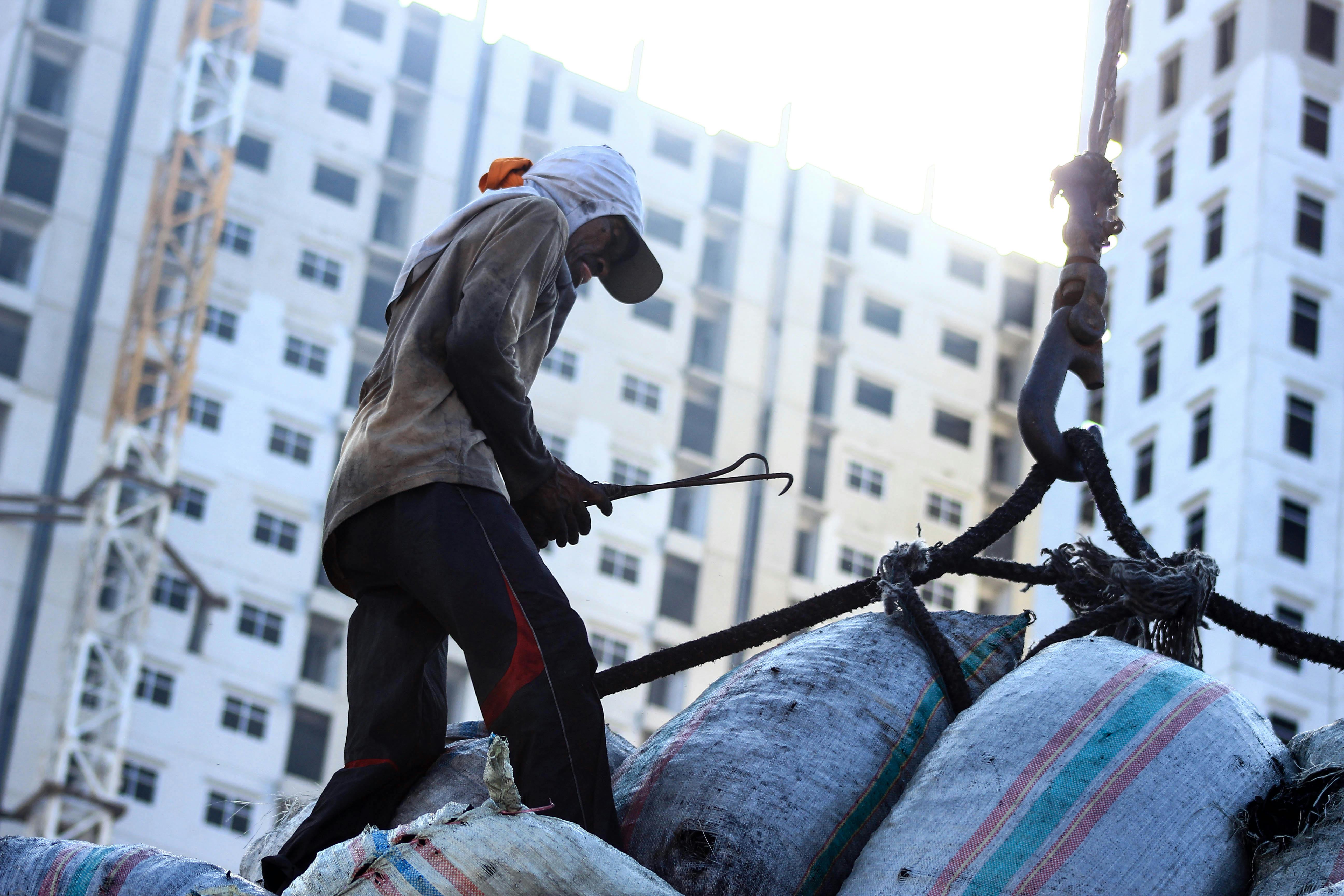 Unloading process · Free Stock Photo