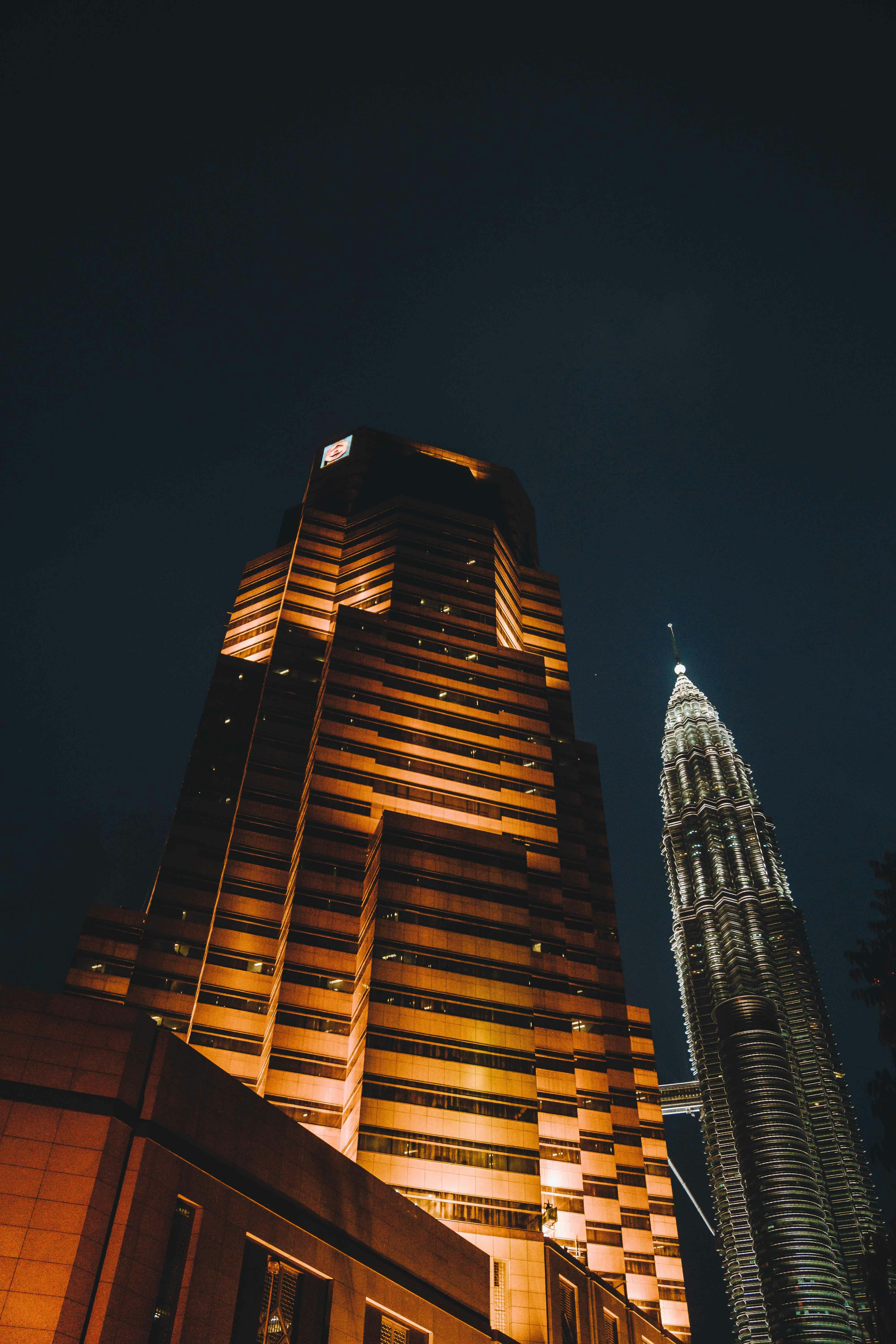 The klcc tower and petronas tower at night · Free Stock Photo