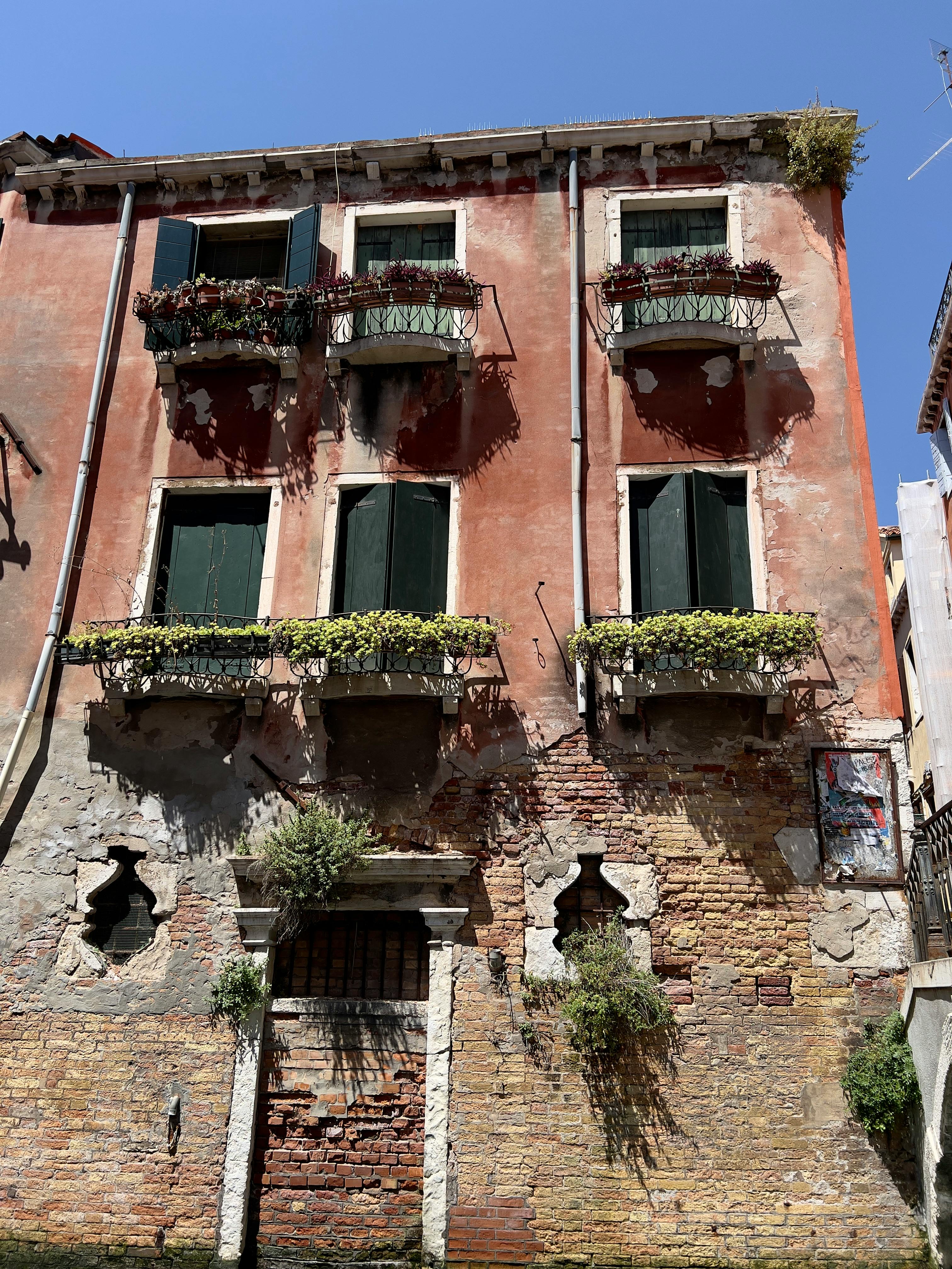 Building · Free Stock Photo