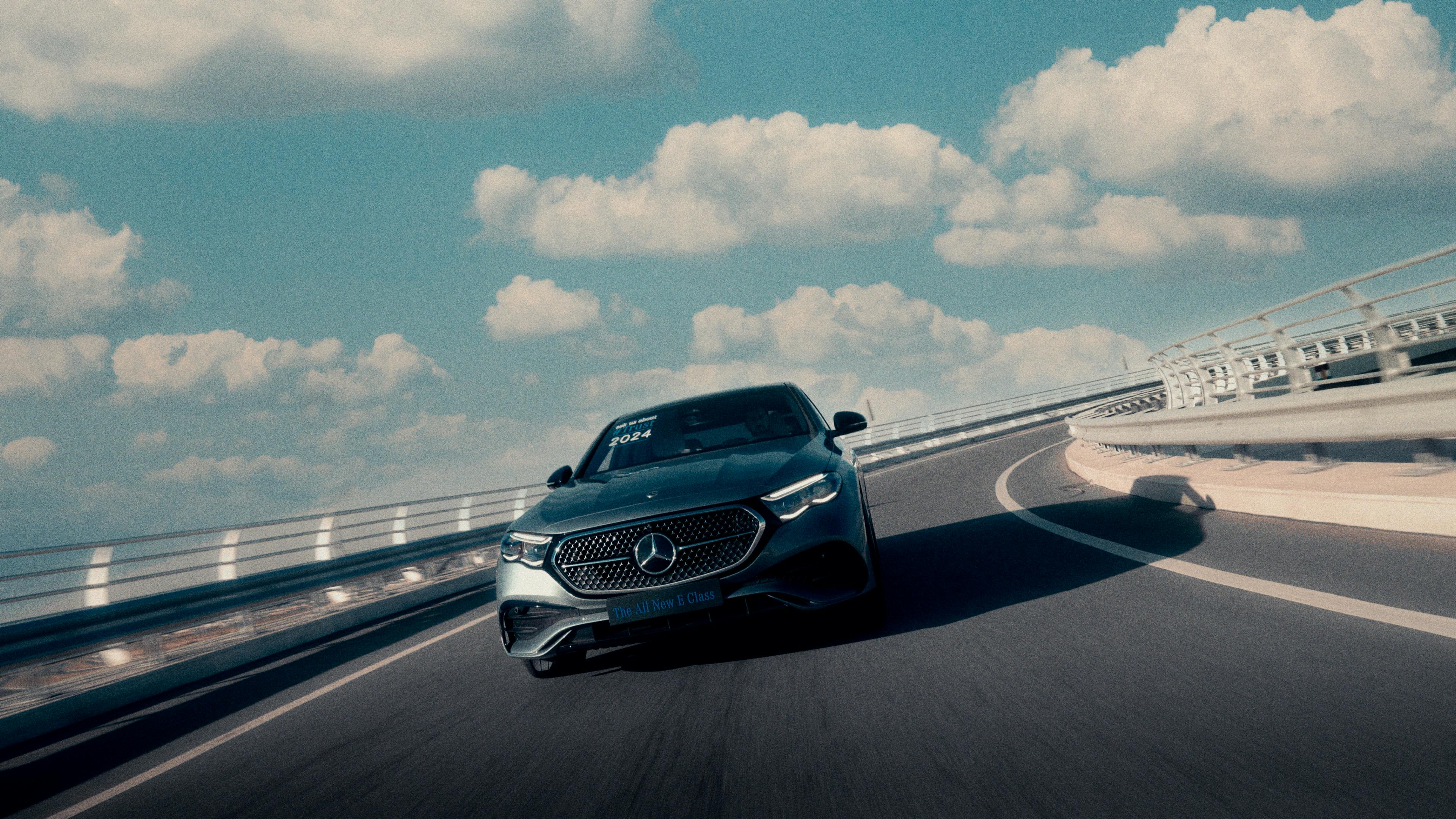 Voiture De Luxe Roulant Sur Une Route Courbe Moderne · Photo gratuite