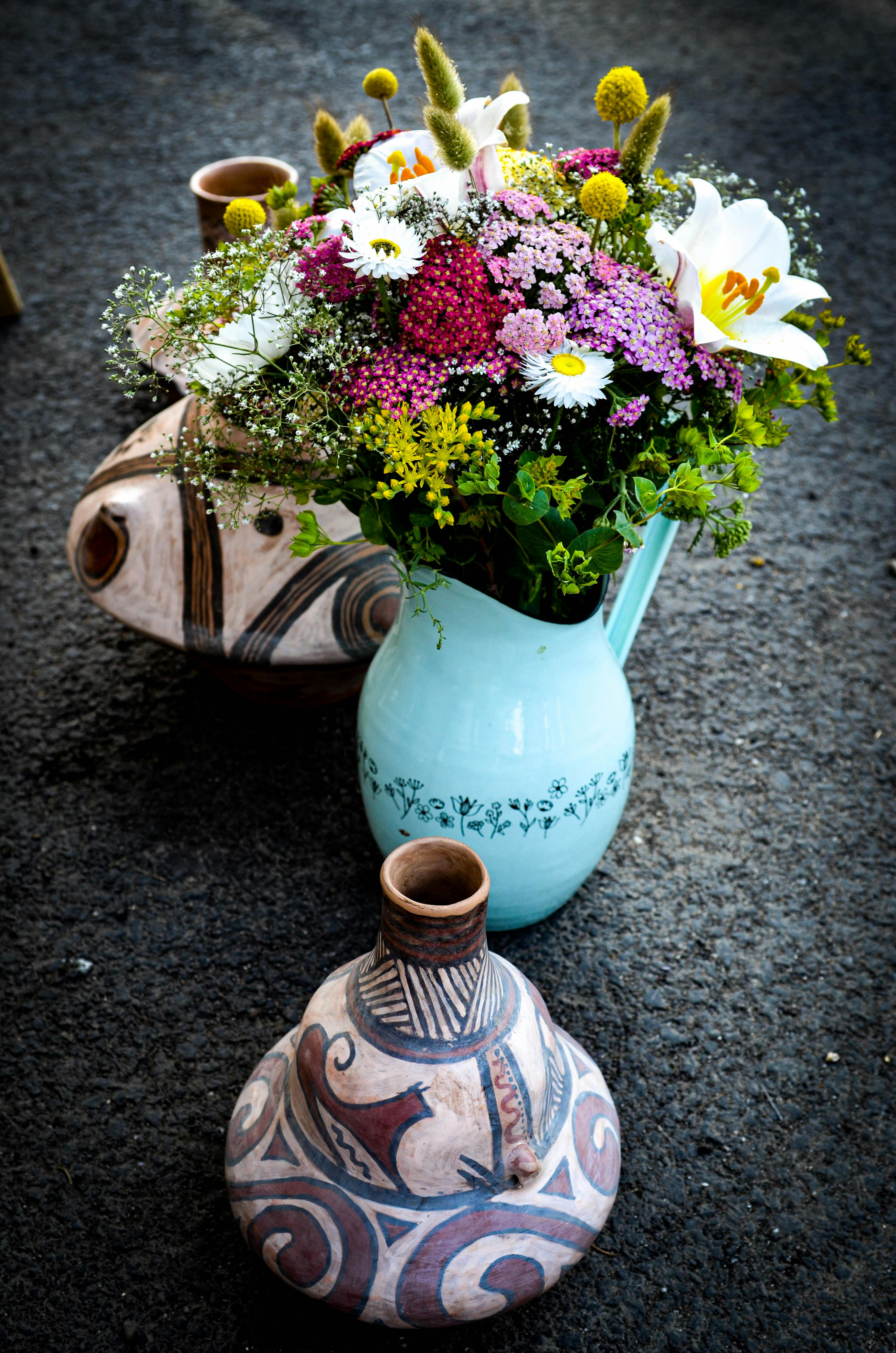 Vază cu flori de câmp · Free Stock Photo