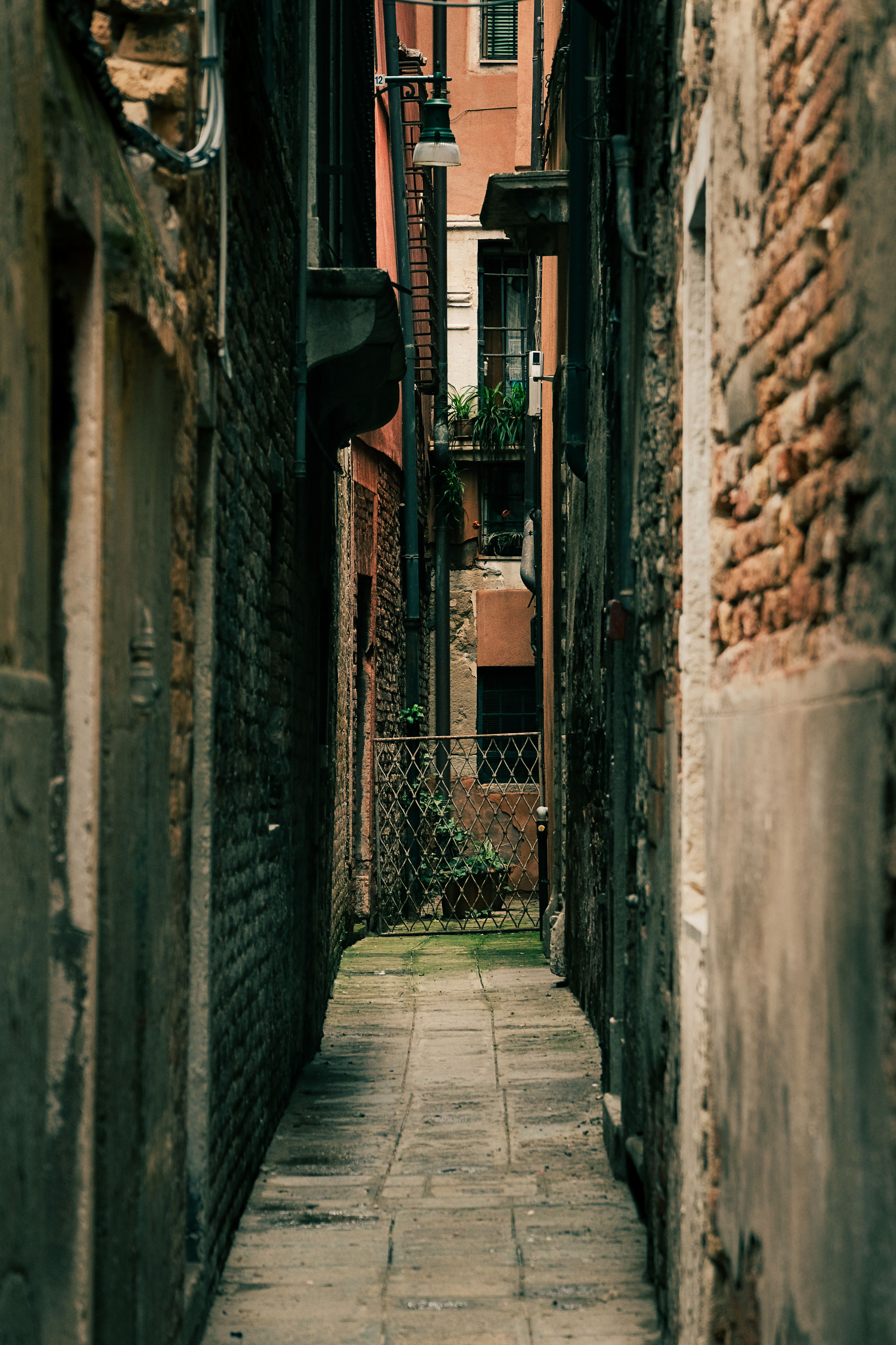 Narrow alleyway between old buildings · Free Stock Photo