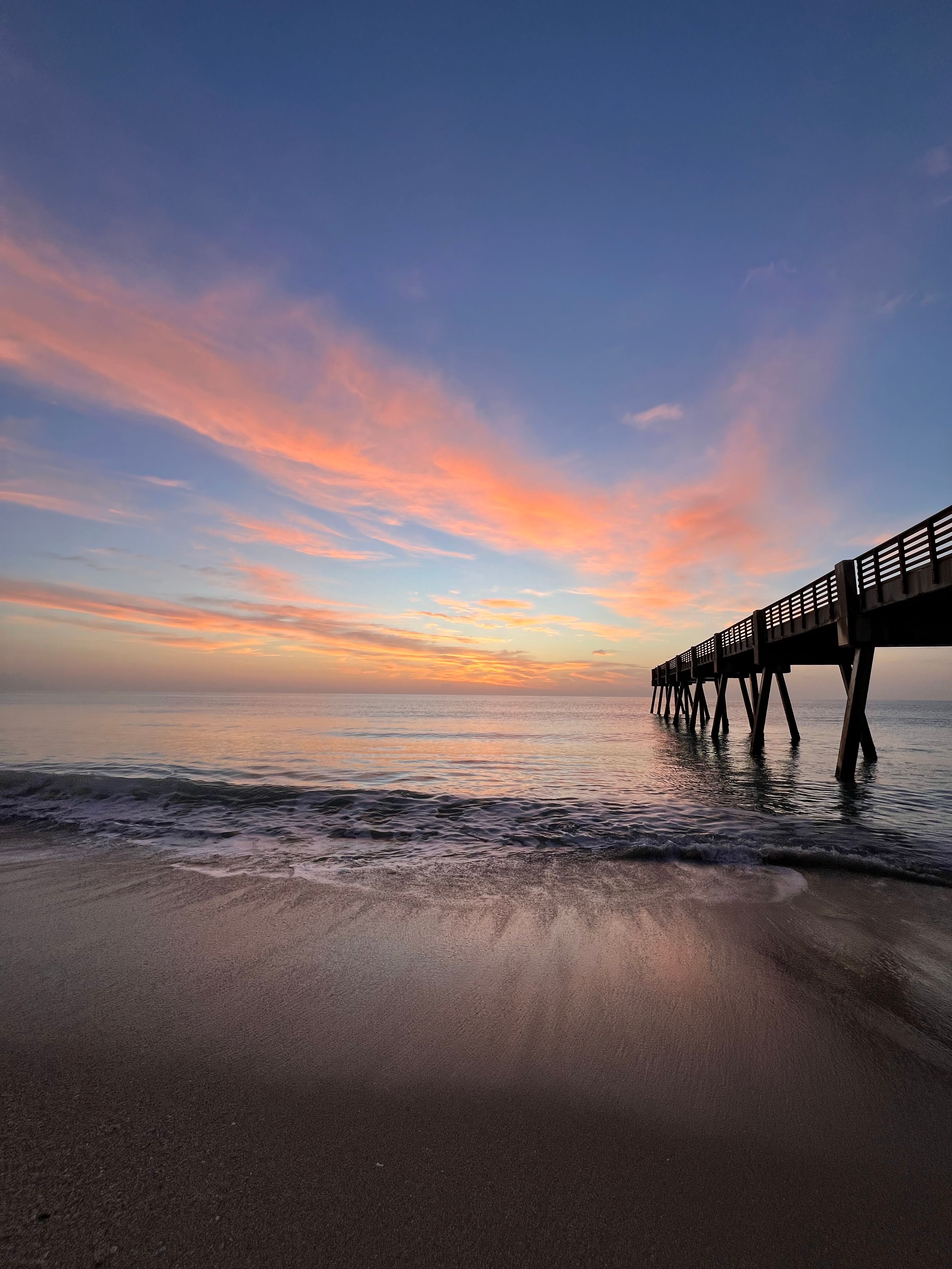 Sunrise in Front of the Sea Shore · Free Stock Photo