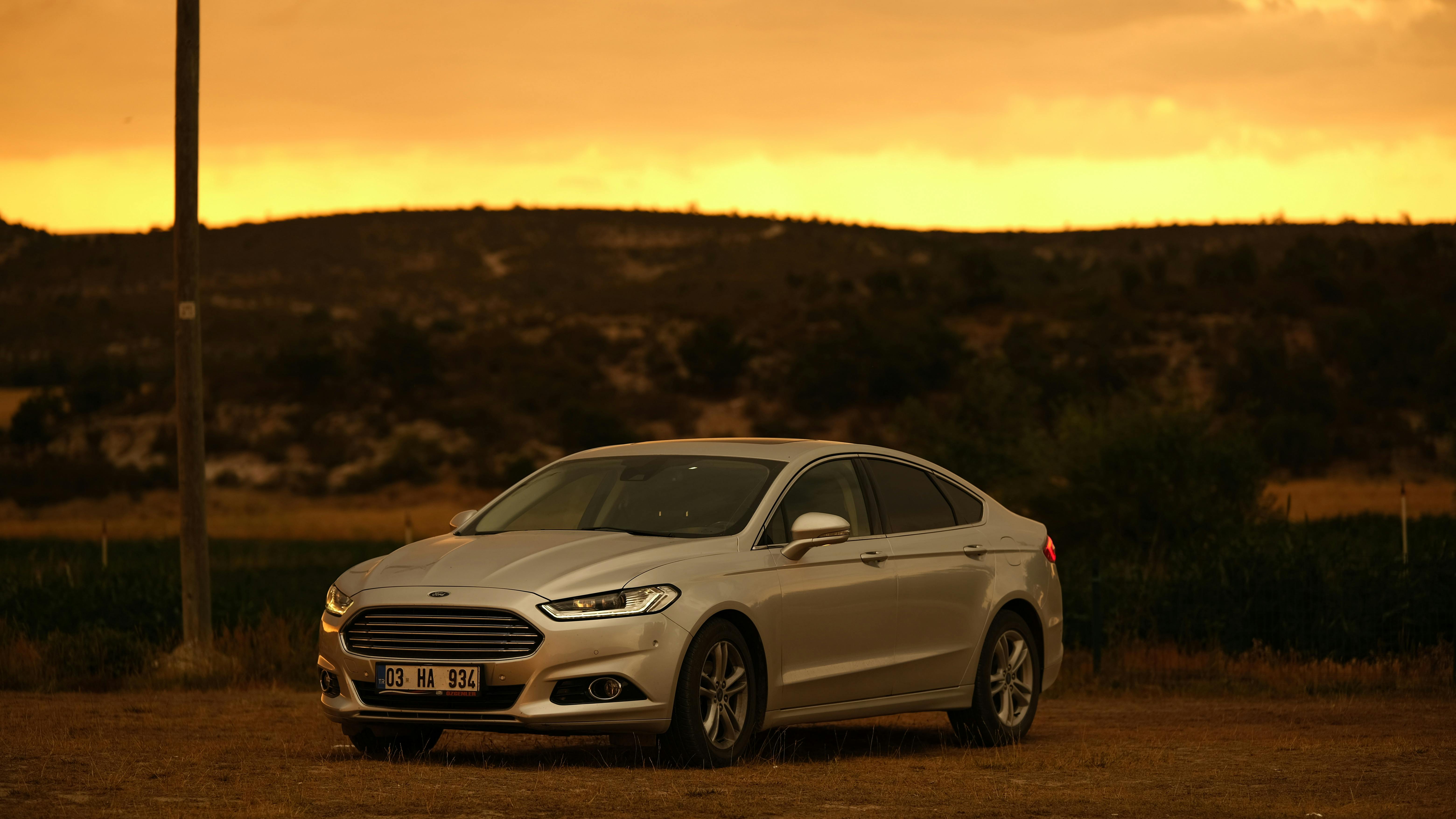 Silver Ford Mondeo · Free Stock Photo
