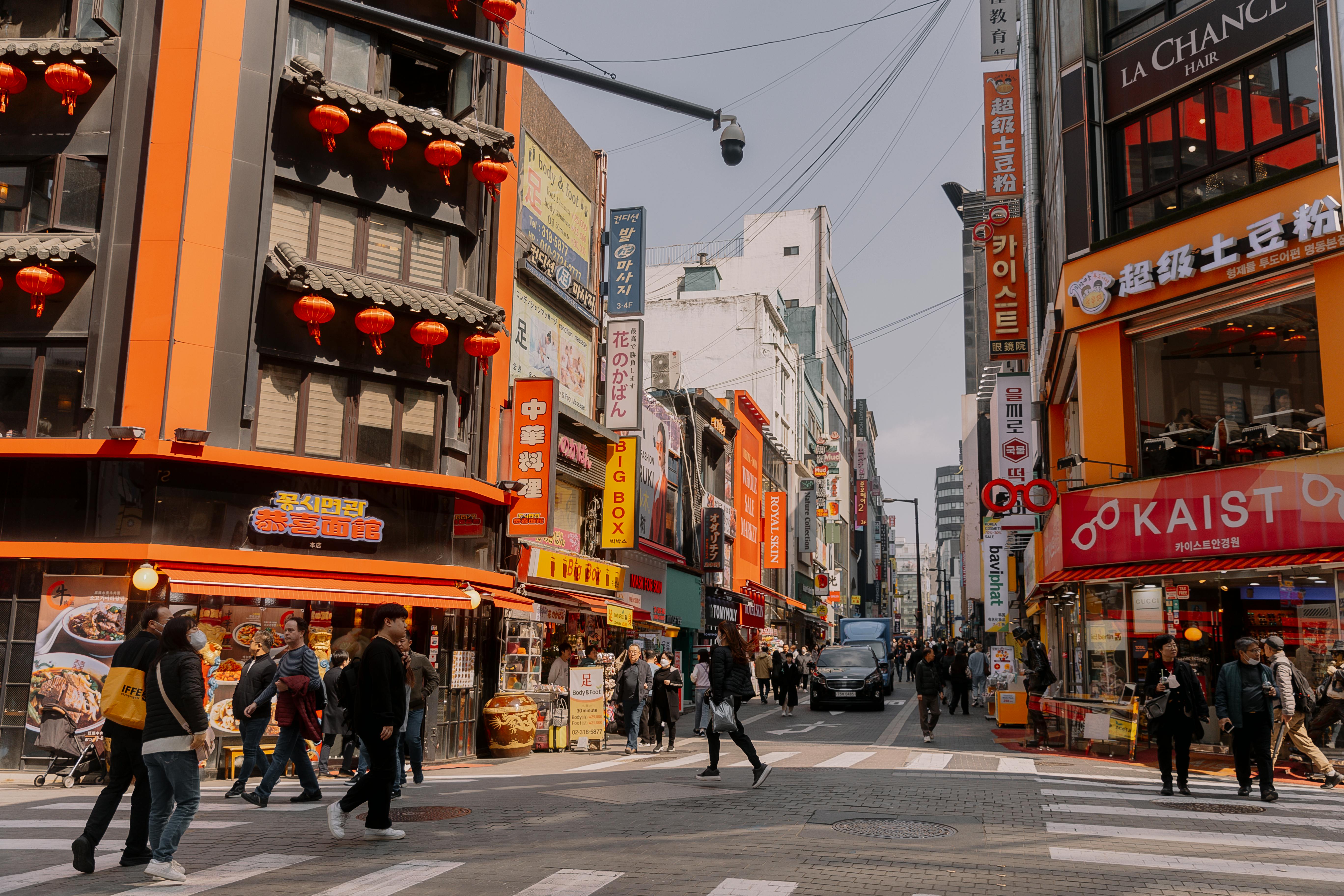 City Intersection with Bars, Restaurants and Stores in the Background · Free Stock Photo
