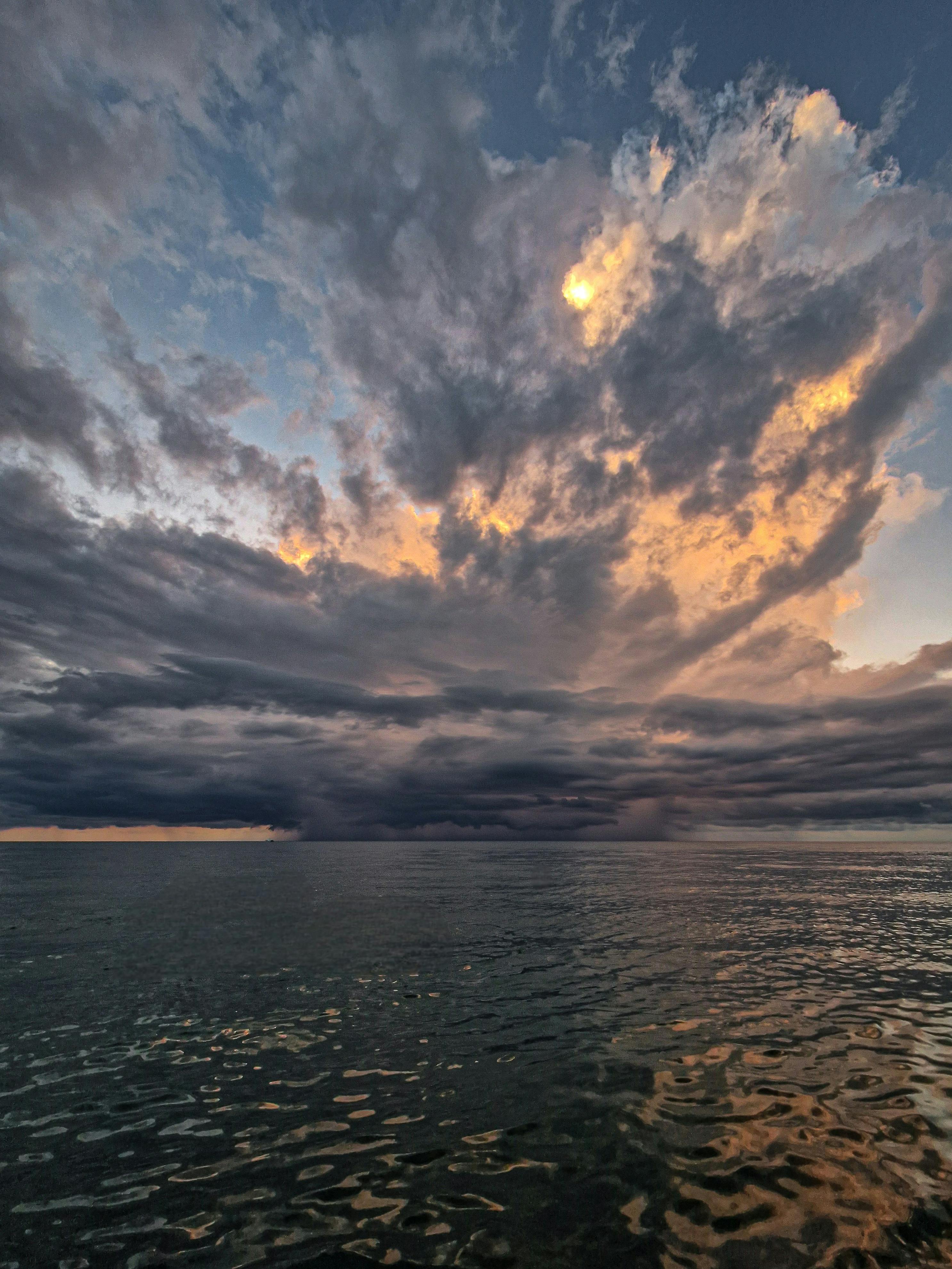 Sunset on the Edge of Ocean · Free Stock Photo