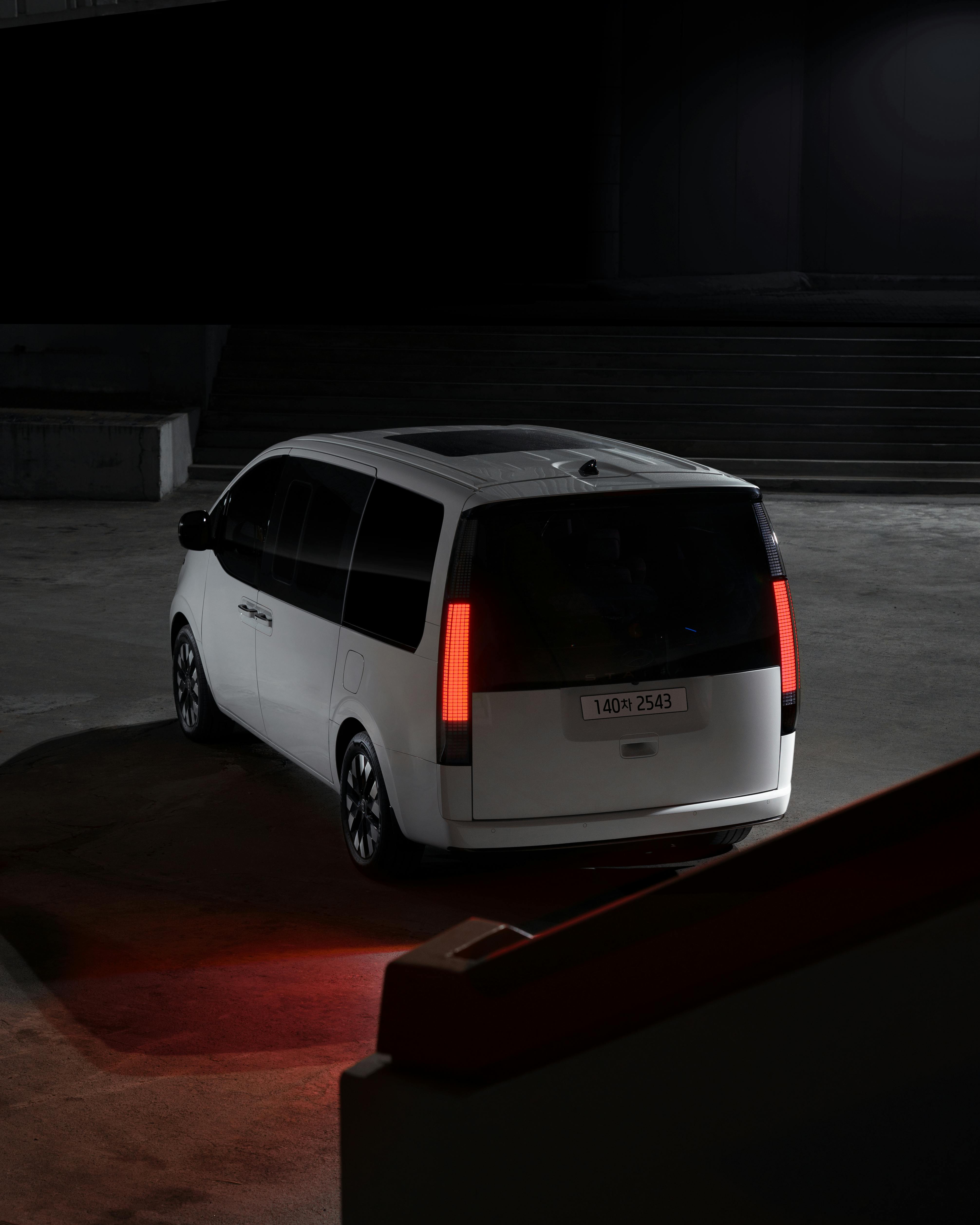 Back View of Hyundai Staria · Free Stock Photo